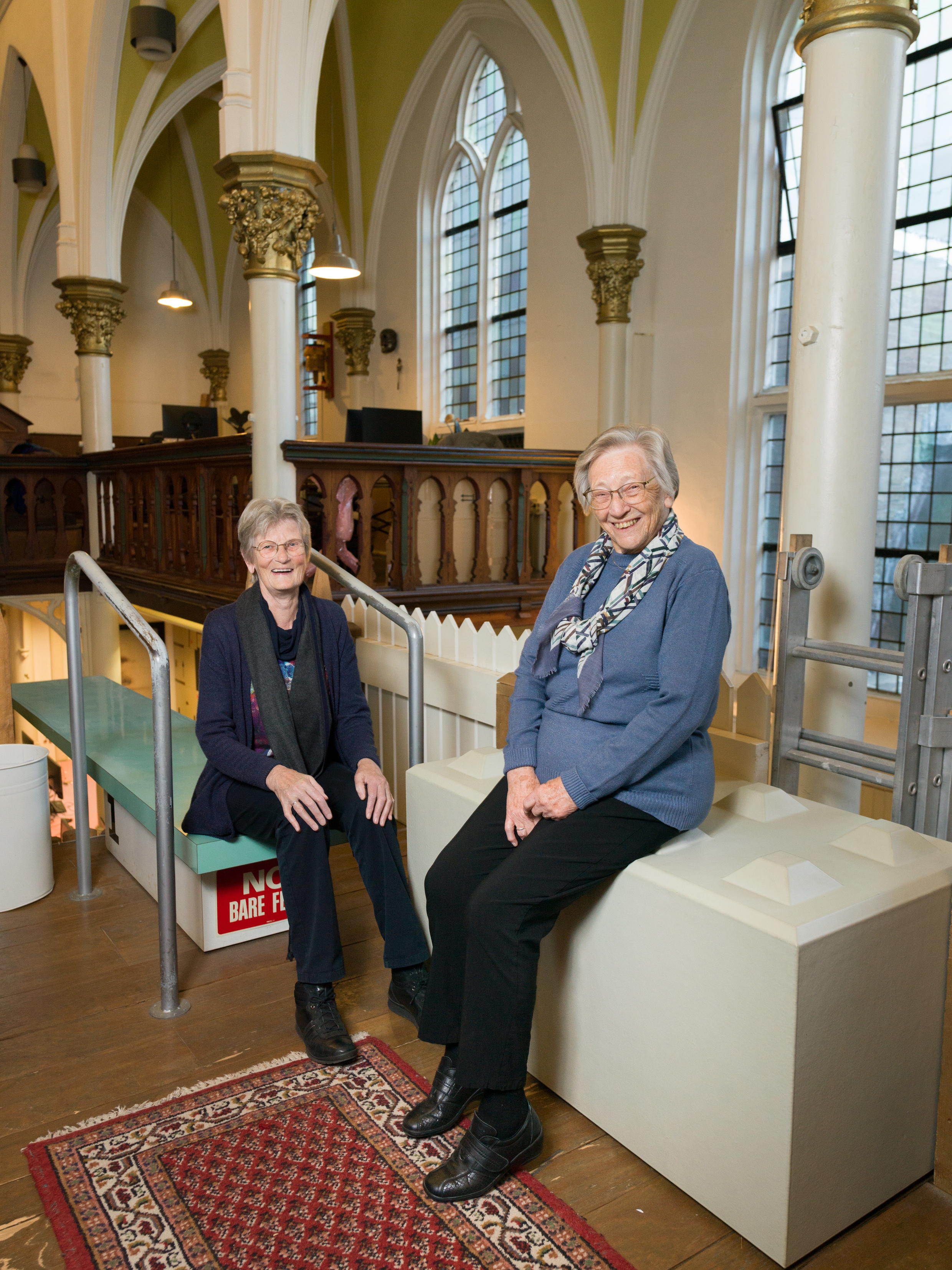 Zusters bezoeken hun oude klooster in de Jordaan, nu een reclamebureau: op het altaar ligt een ...