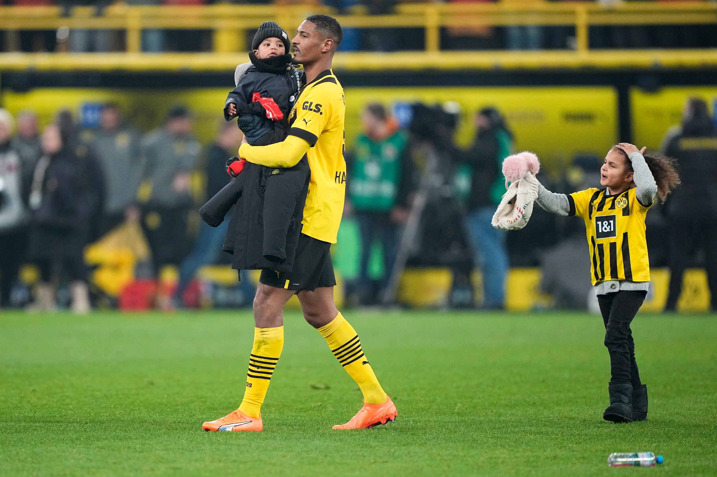 Sébastien Haller maakt na strijd tegen kanker zijn debuut voor Borussia ...