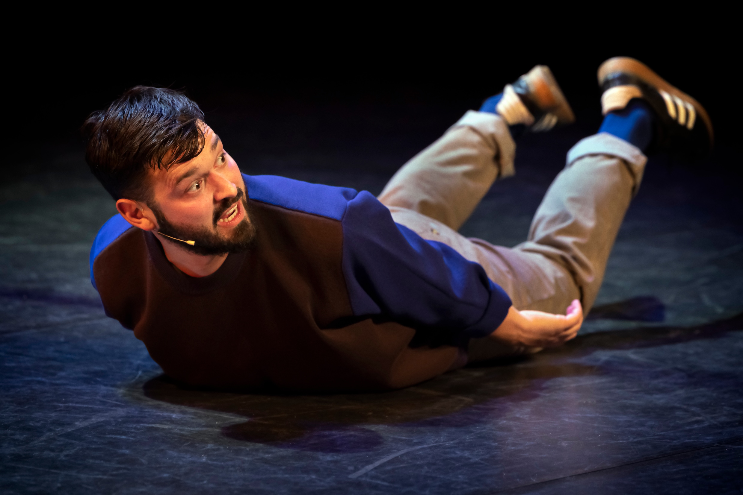 Recensie: Cabaretier Jasper van der Veen heeft moeite een eigen stem te ...