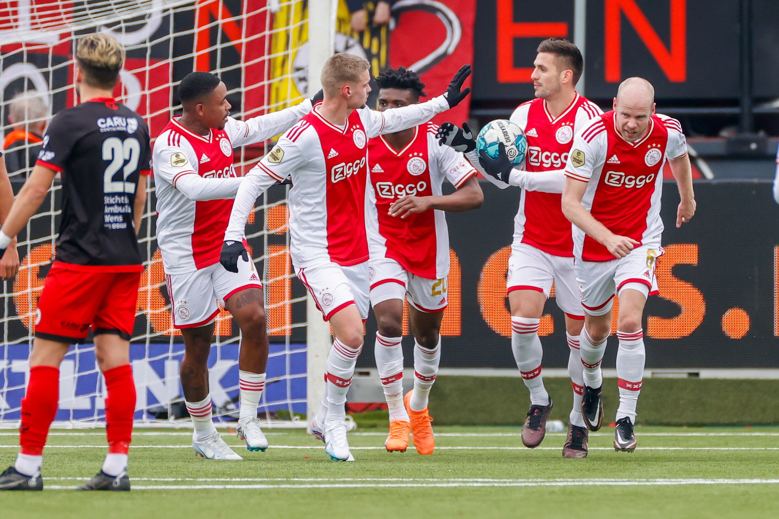 Ajax maakt bij debuut Heitinga einde aan beroerde reeks met ruime zege op Excelsior | Het Parool