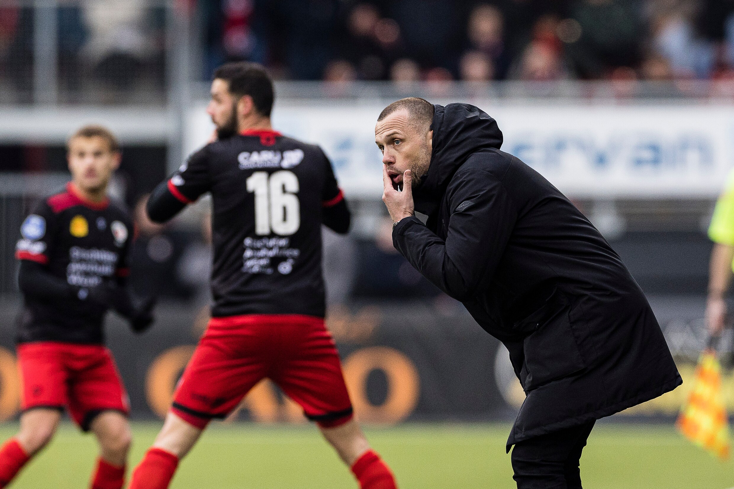 John Heitinga maakt seizoen af als hoofdtrainer Ajax: ‘Overtuigd dat ...