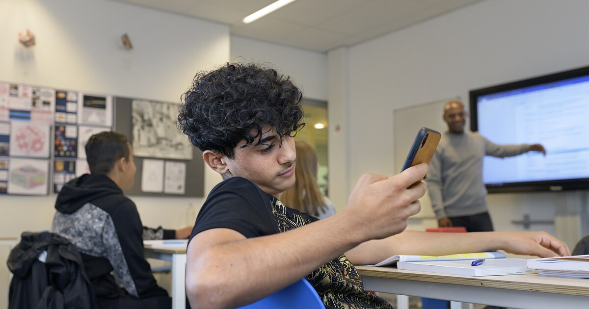 Mobieltjes vanaf komend schooljaar ook geweerd uit klassen basisschool: ‘Zo beschermen we de ...
