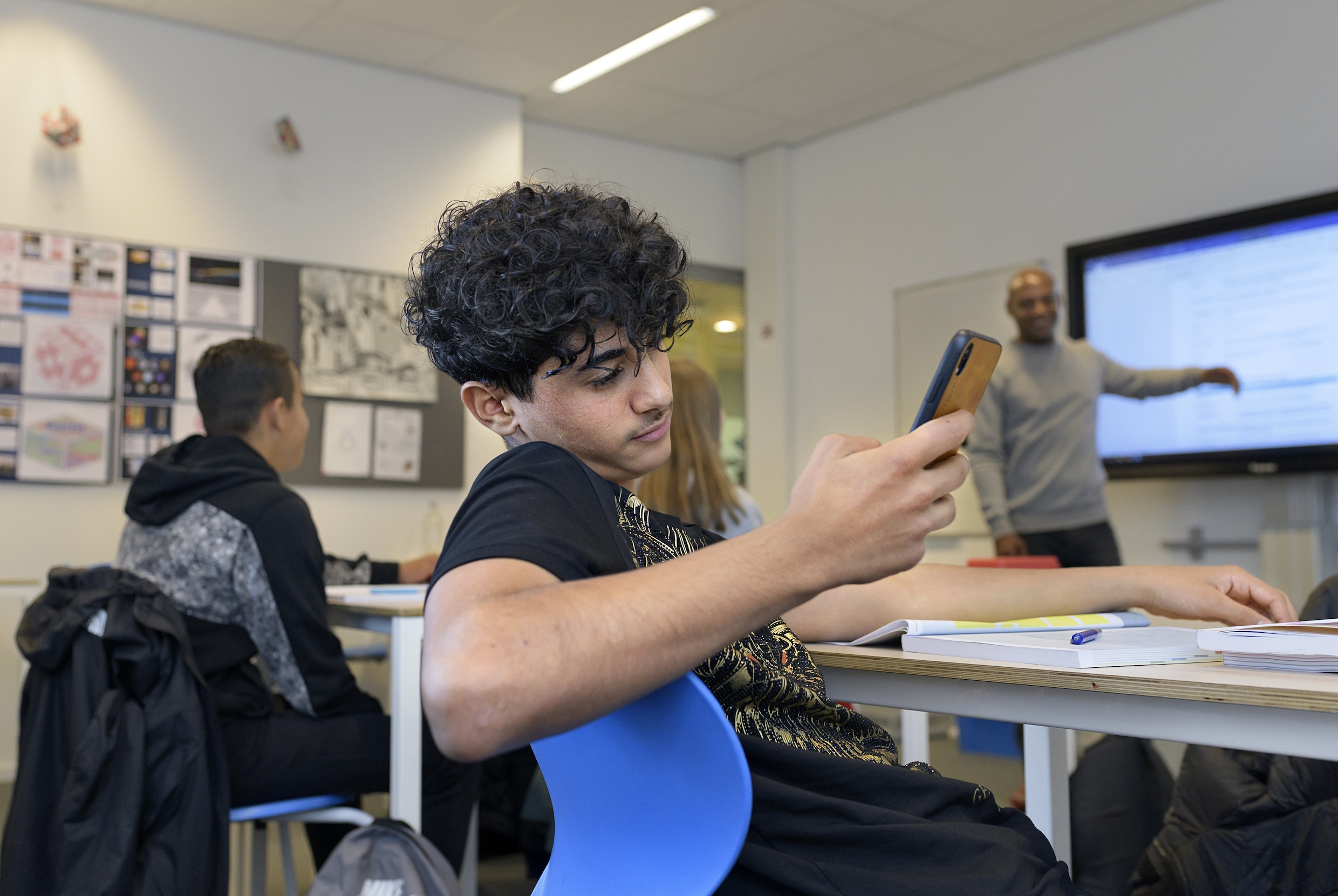 Mobieltjes vanaf komend schooljaar ook geweerd uit klassen basisschool: ‘Zo beschermen we de ...