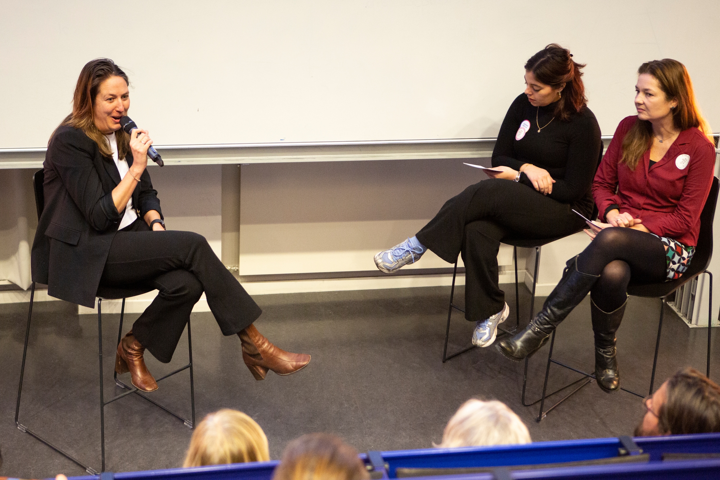 Marjolein Moorman spreekt met HvA-studenten over geldzorgen: ‘80 ...