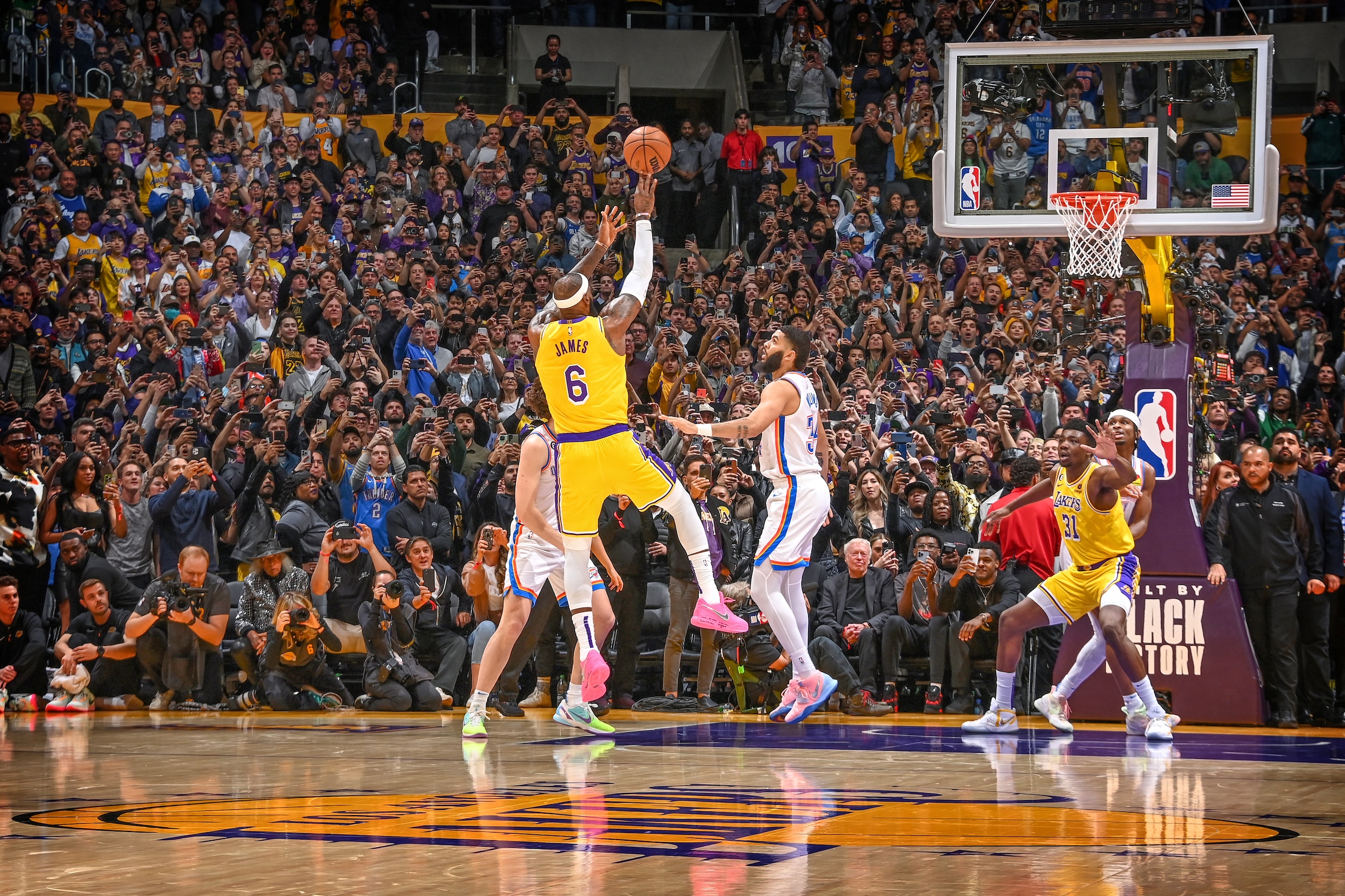 LeBron James is dé topscorer van de NBA: ‘Hij is gemaakt voor dit ...