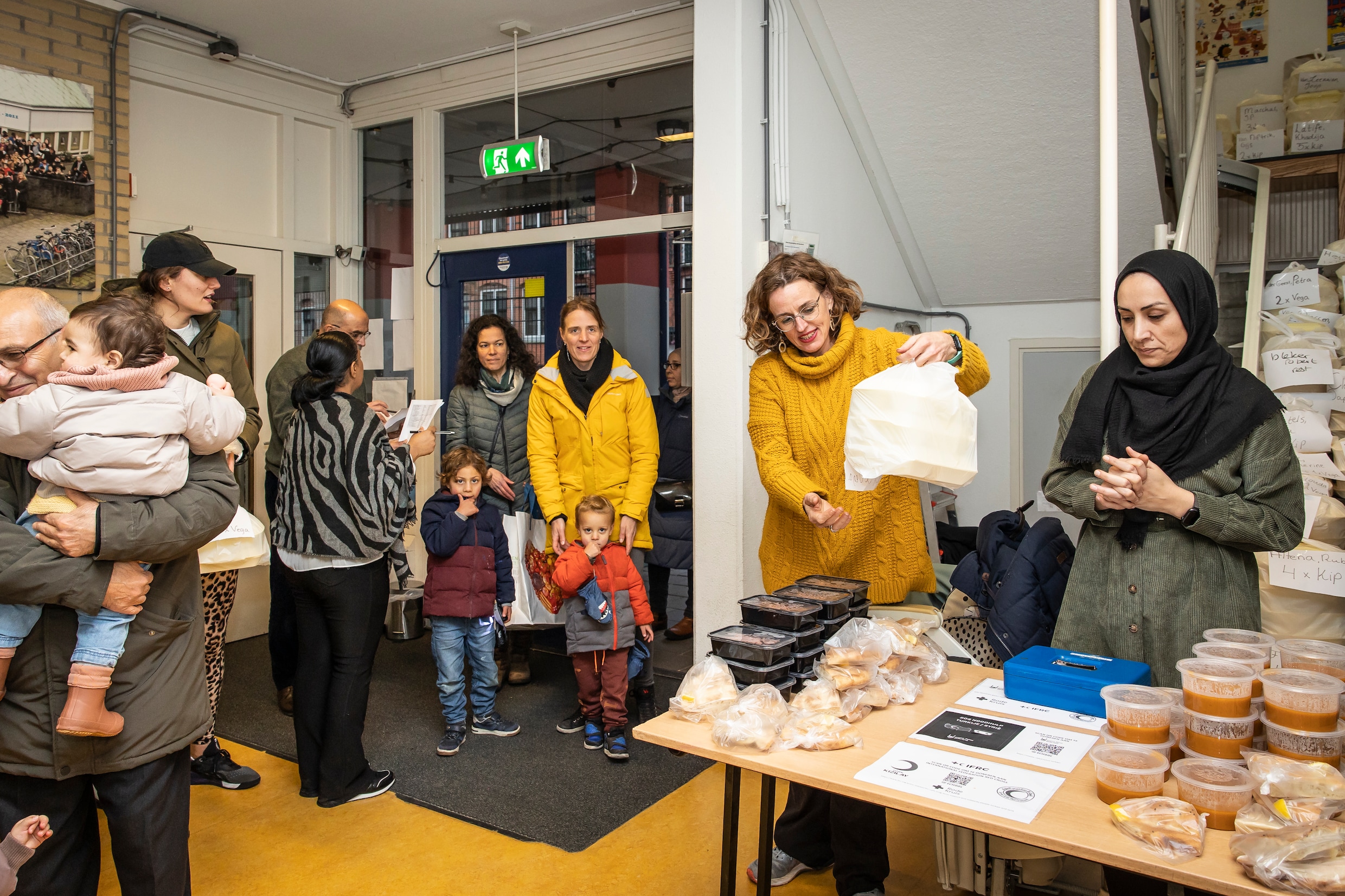 Bij de Indische Buurt School werd heel het weekend gekookt voor Turkije ...