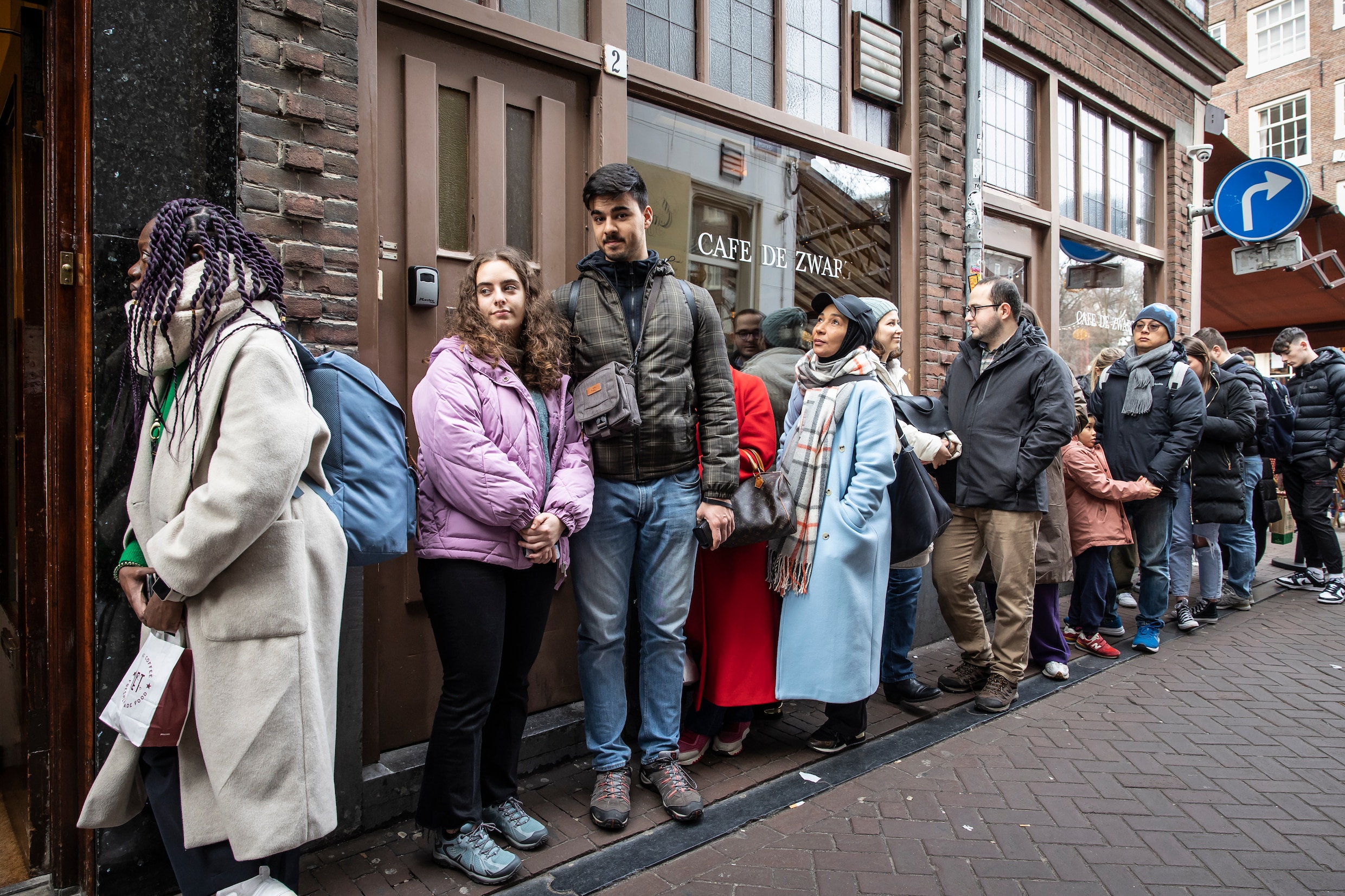 Waarom Amsterdam vol staat met TikTok-rijen: ‘Deze friet bleef maar ...