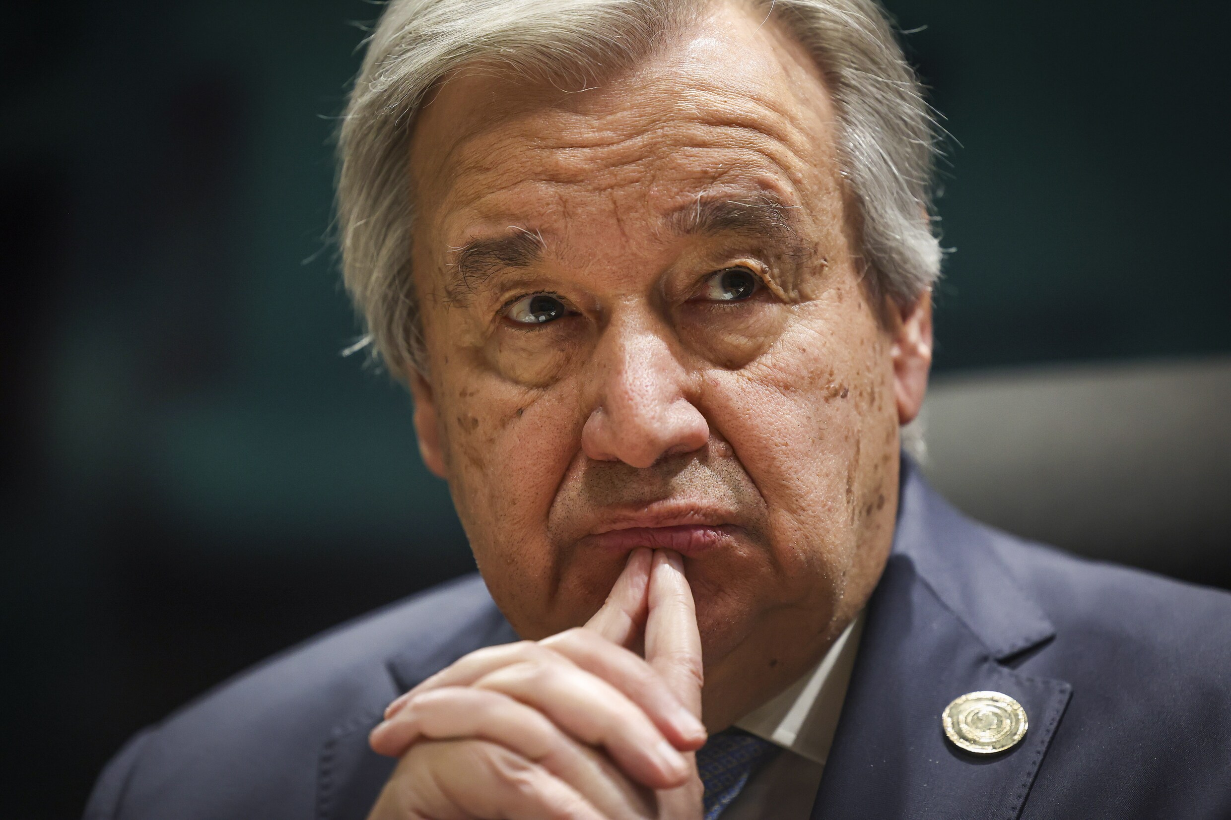 VN-baas Guterres uit zorgen over protesten in Suriname, Santokhi heft ...
