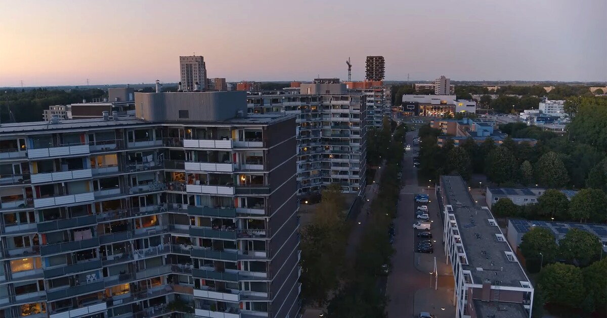 Honingraatflats en straattaal: stigmatiseert de film ‘De Tatta’s’ de Bijlmer alsnog? | Het Parool