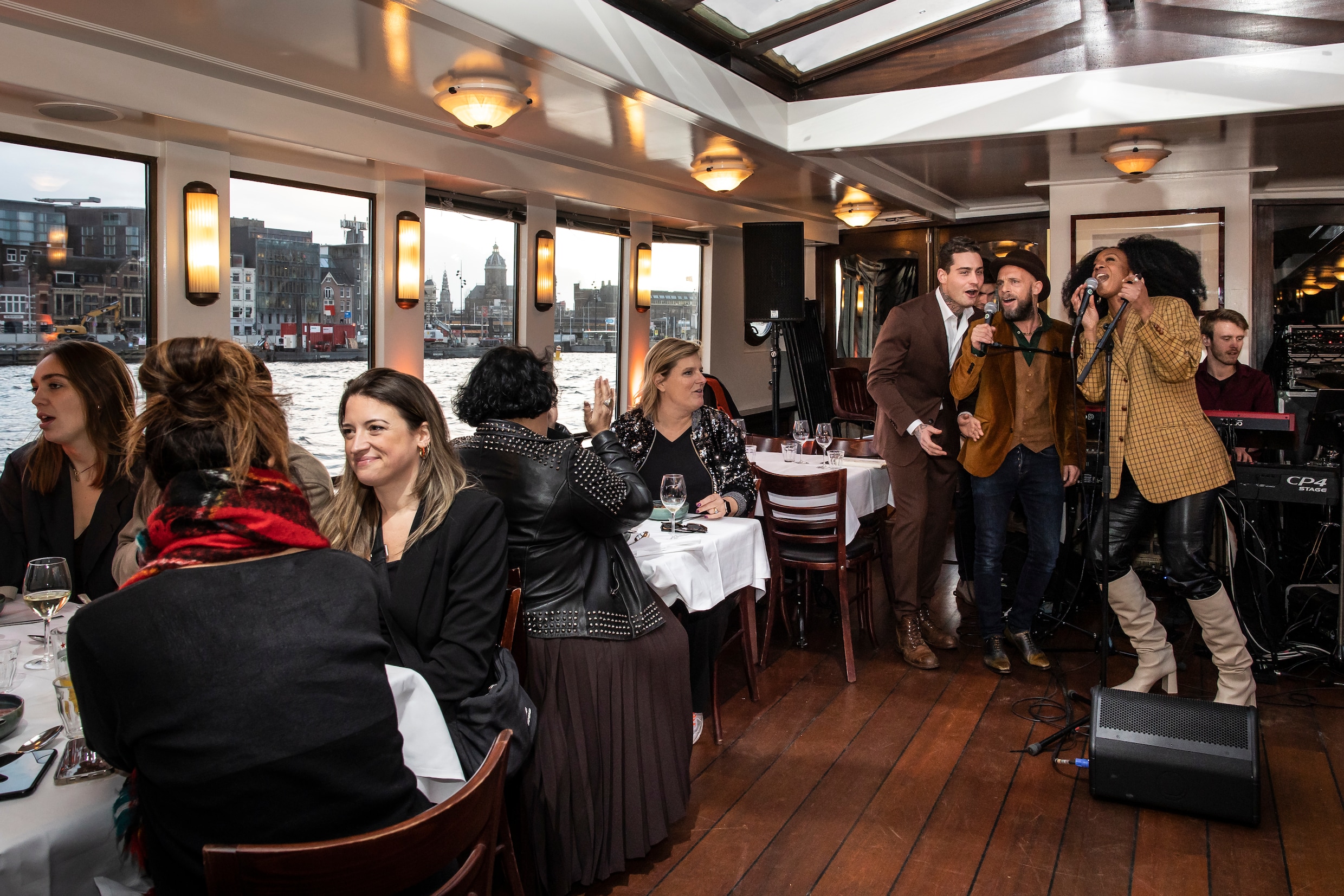 Douwe Bob opent Amsterdamse restaurantboot met livemuziek | Het Parool
