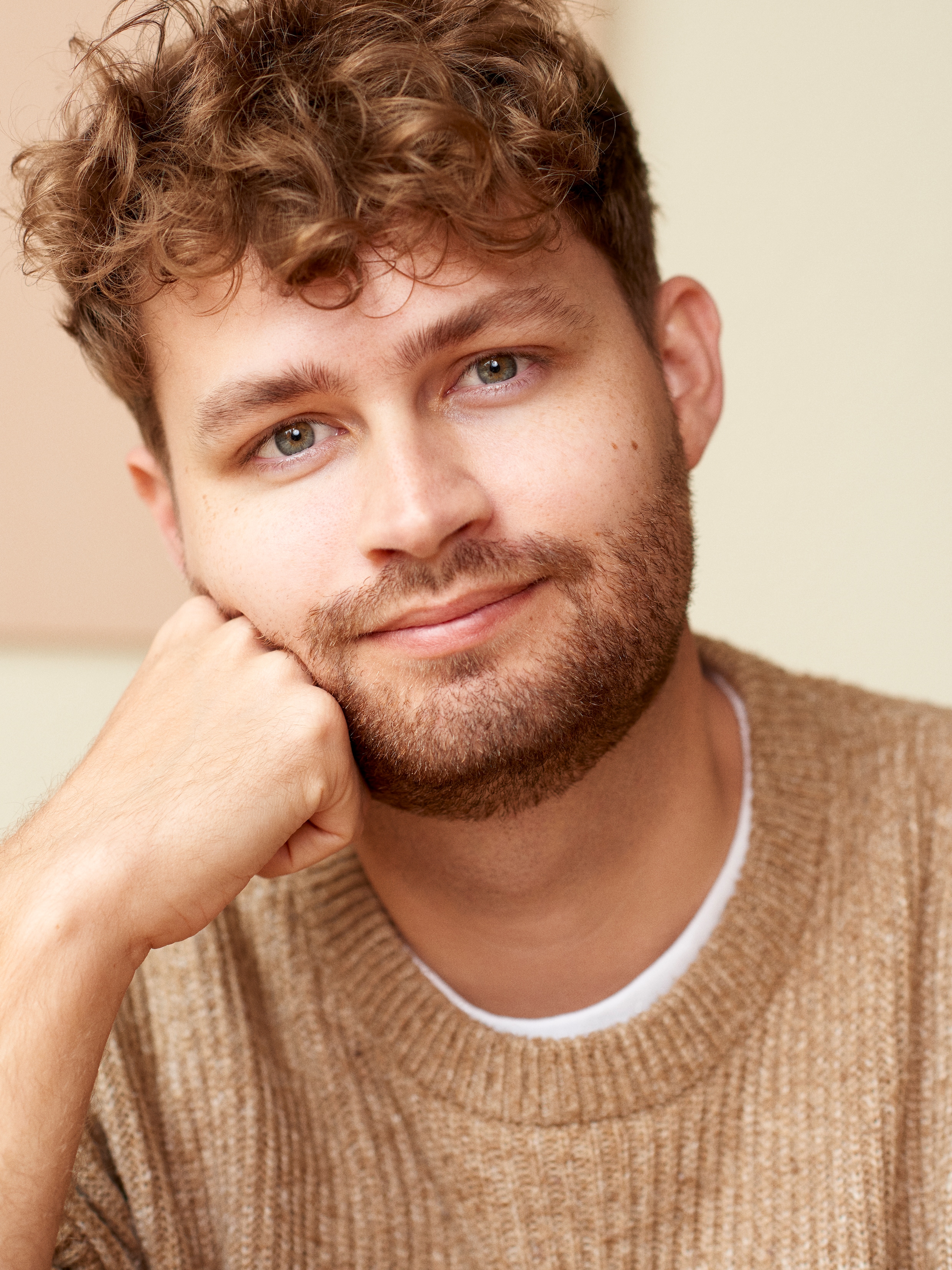 Bedreigde schrijver Pim Lammers draagt eenmalig gedicht voor op ...