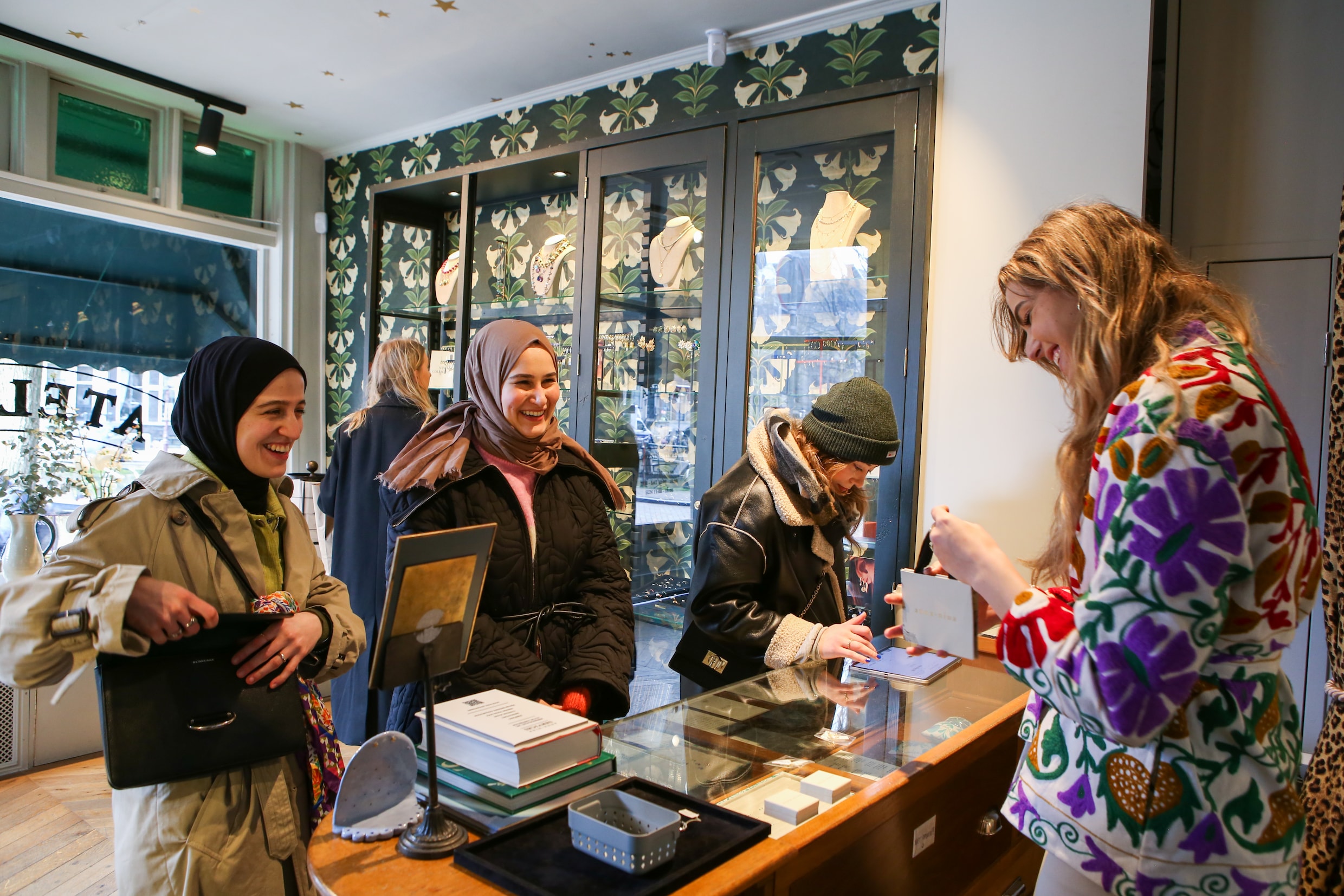 Anna+Nina en Romy Boomsma openen piercingshop aan de Herengracht | Het ...