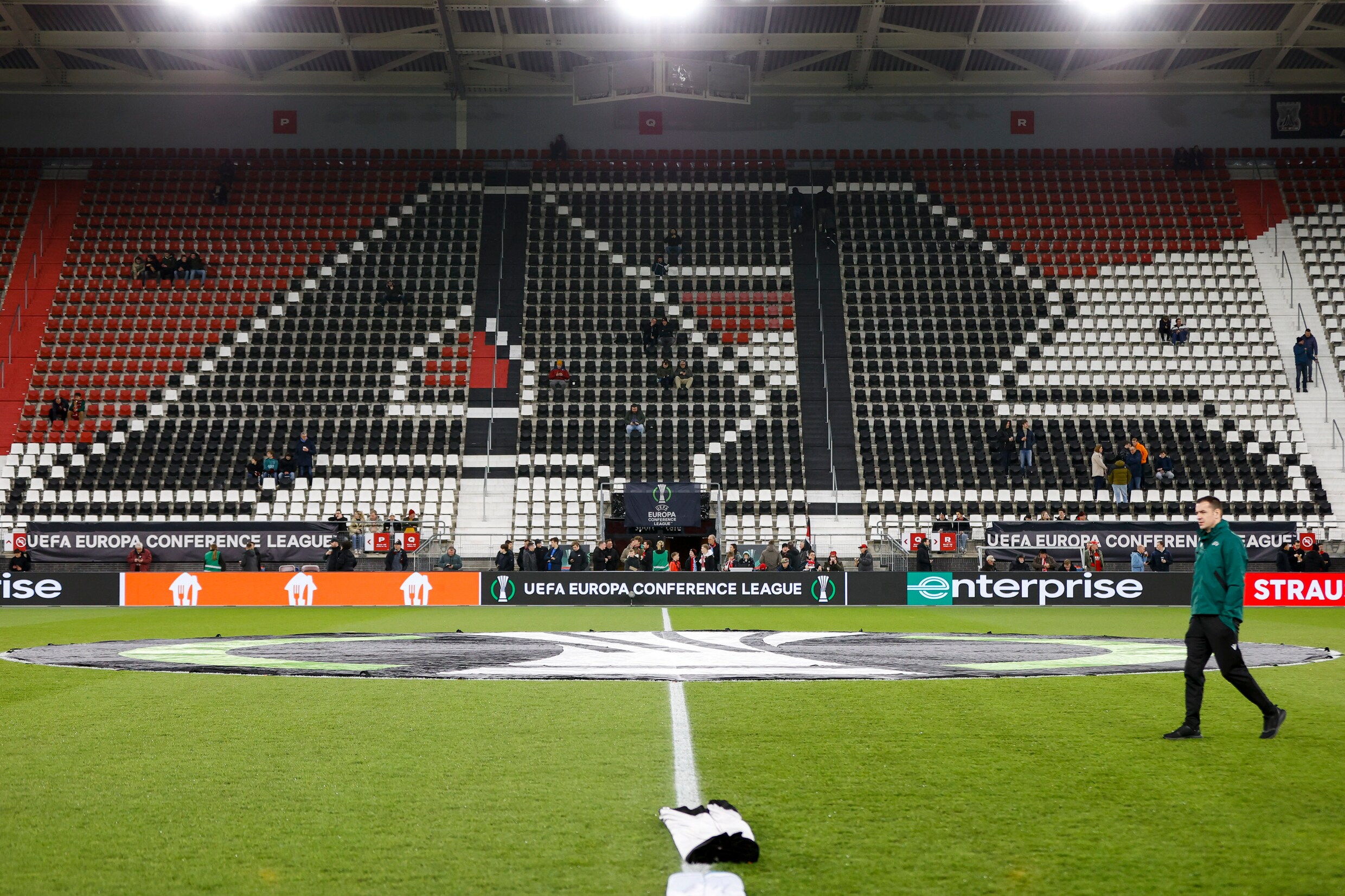 AZ beticht KNVB’ers van ‘vriendjespolitiek’ jegens Ajax, PSV en ...