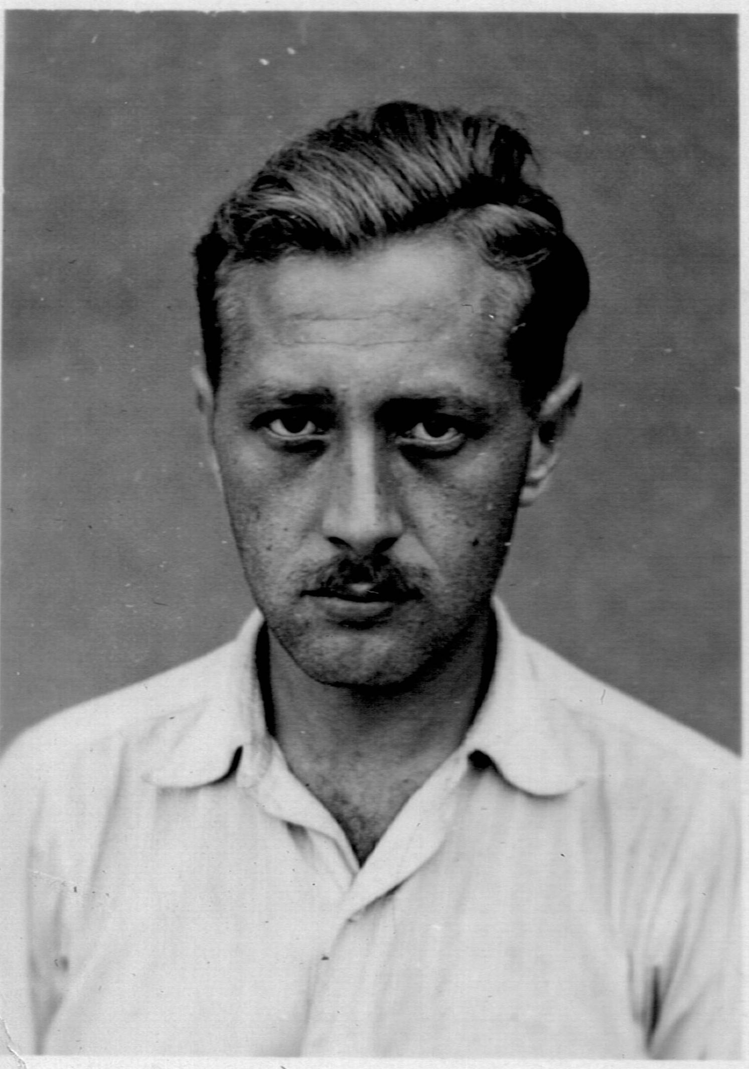 Met het vertalen van ‘Donkere wolken boven Parijs’ kwam Maarten ...