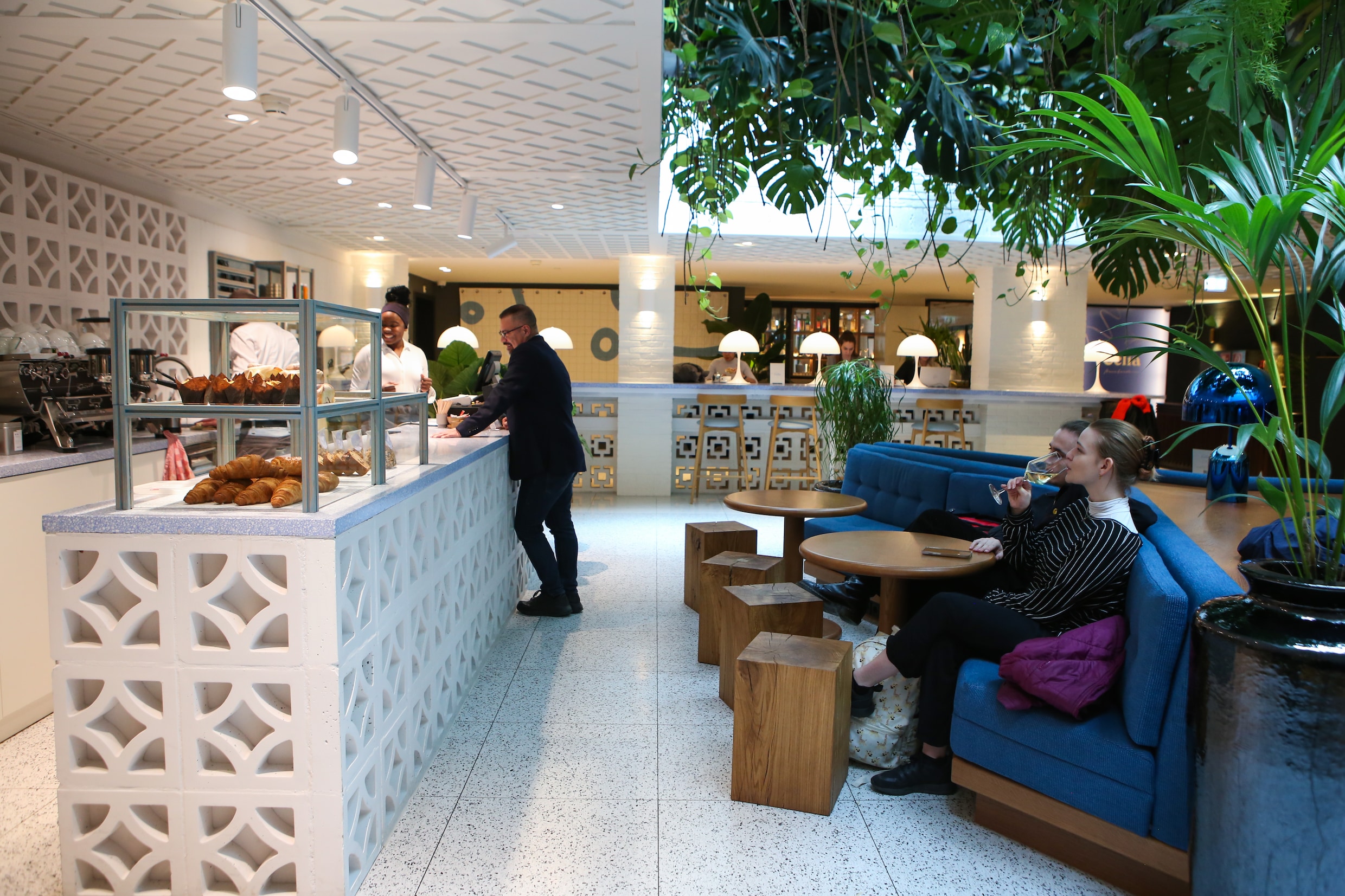Klap je laptop open bij Café Celia in hartje Amsterdam | Het Parool