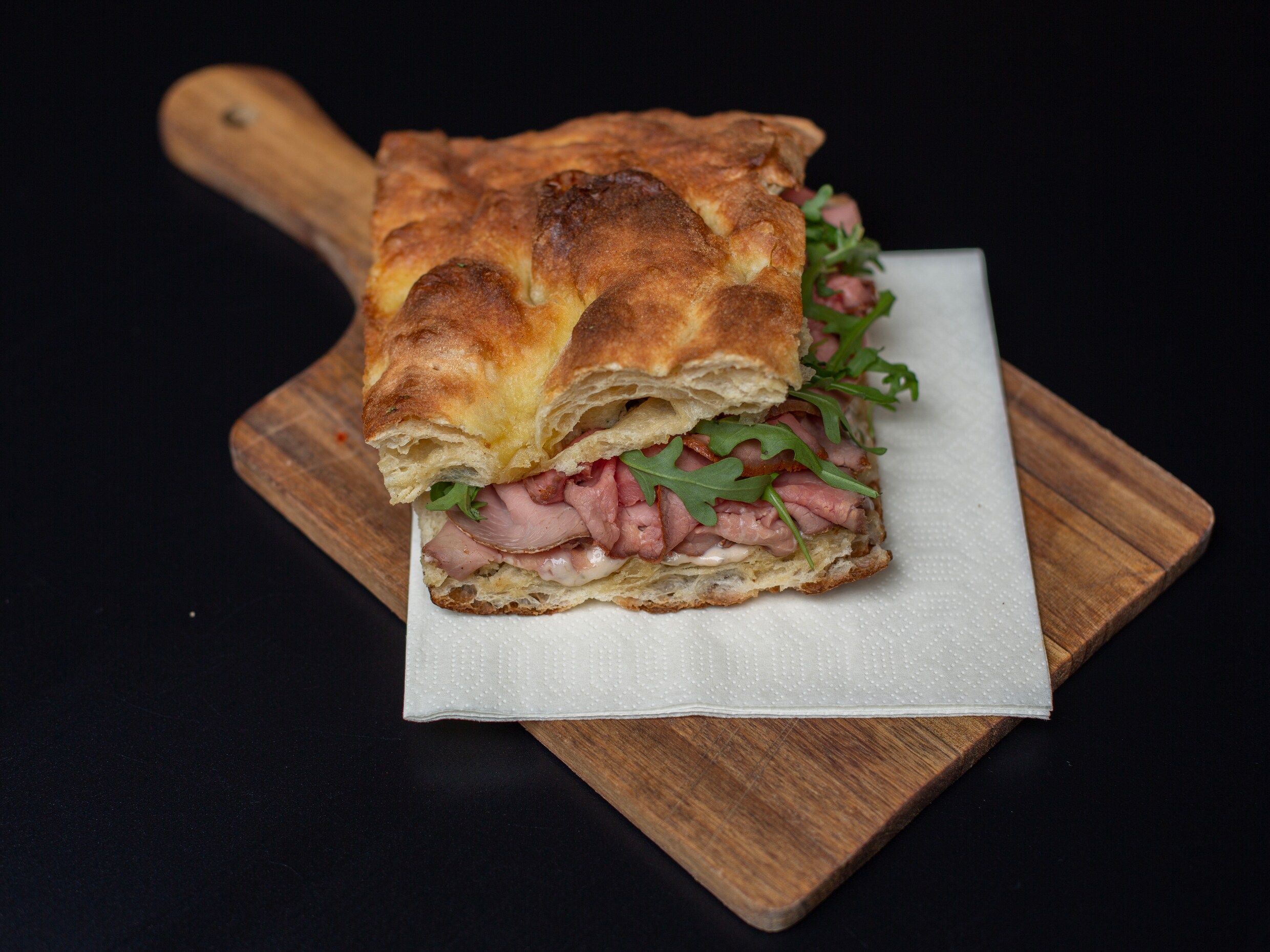 Het Amsterdam van acteur Sinan Eroglu: ‘Op het Nikeplein in Oost leerde ik hard en brutaal ...