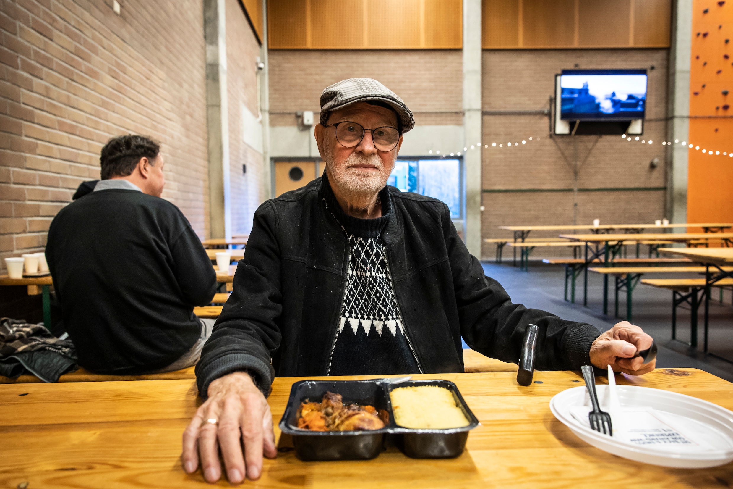Winteropvang zou sluiten, maar daklozen krijgen vanwege aanhoudende kou ...