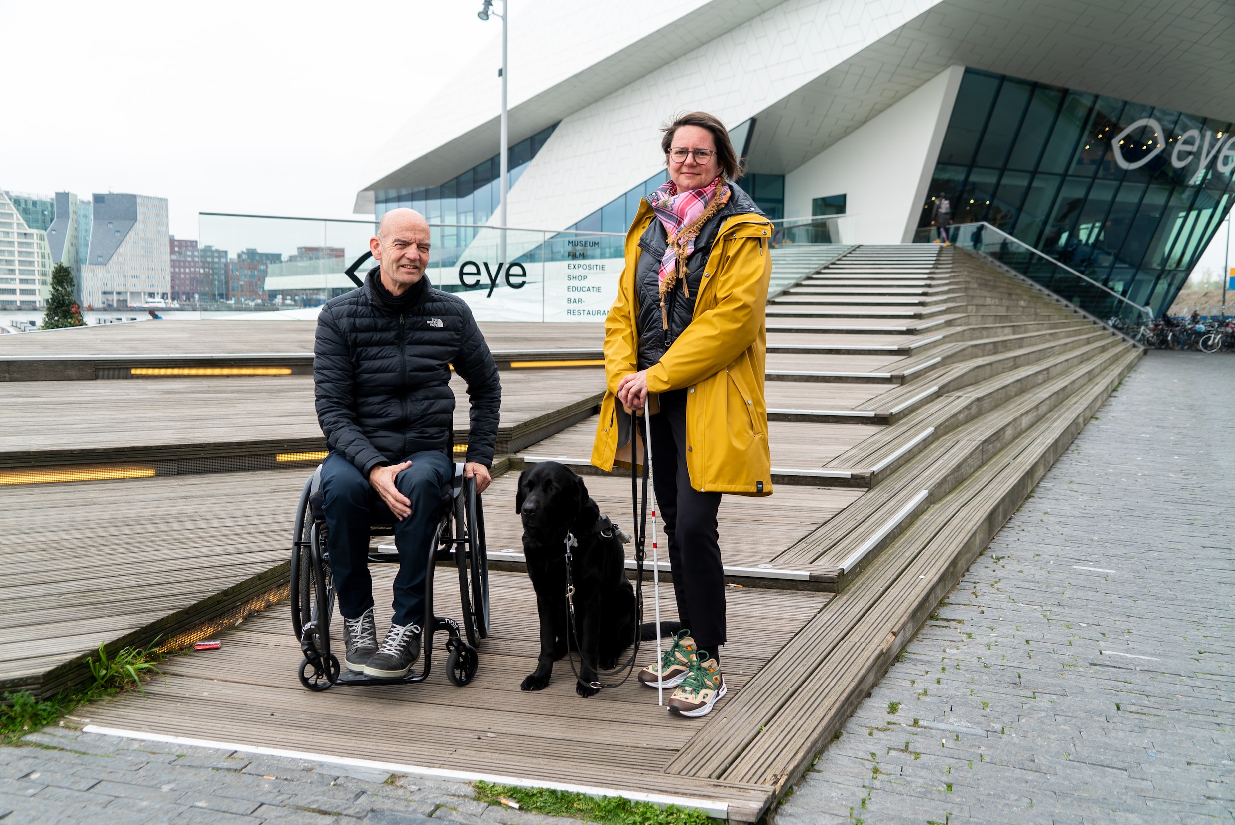 Trappen zonder leuning, schuine wanden, kinderkopjes: rolstoelers en ...