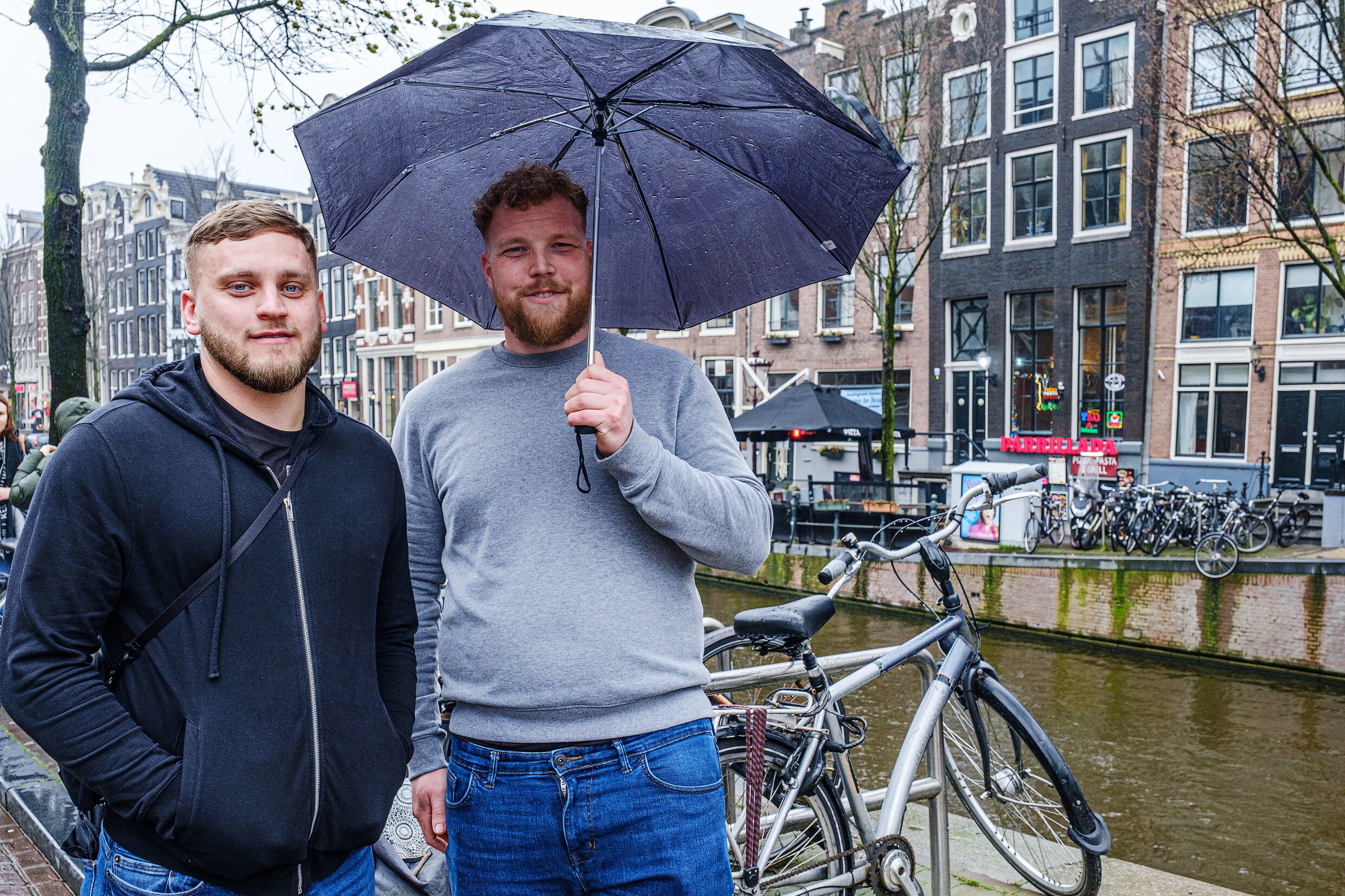 Britse toerist laat zich niet wegjagen uit Amsterdam: ‘We pissen niet ...