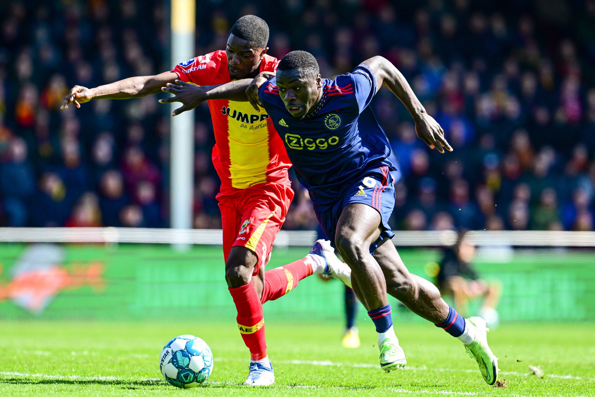 De frisse wind die John Heitinga door de Ajaxselectie en de club liet ...