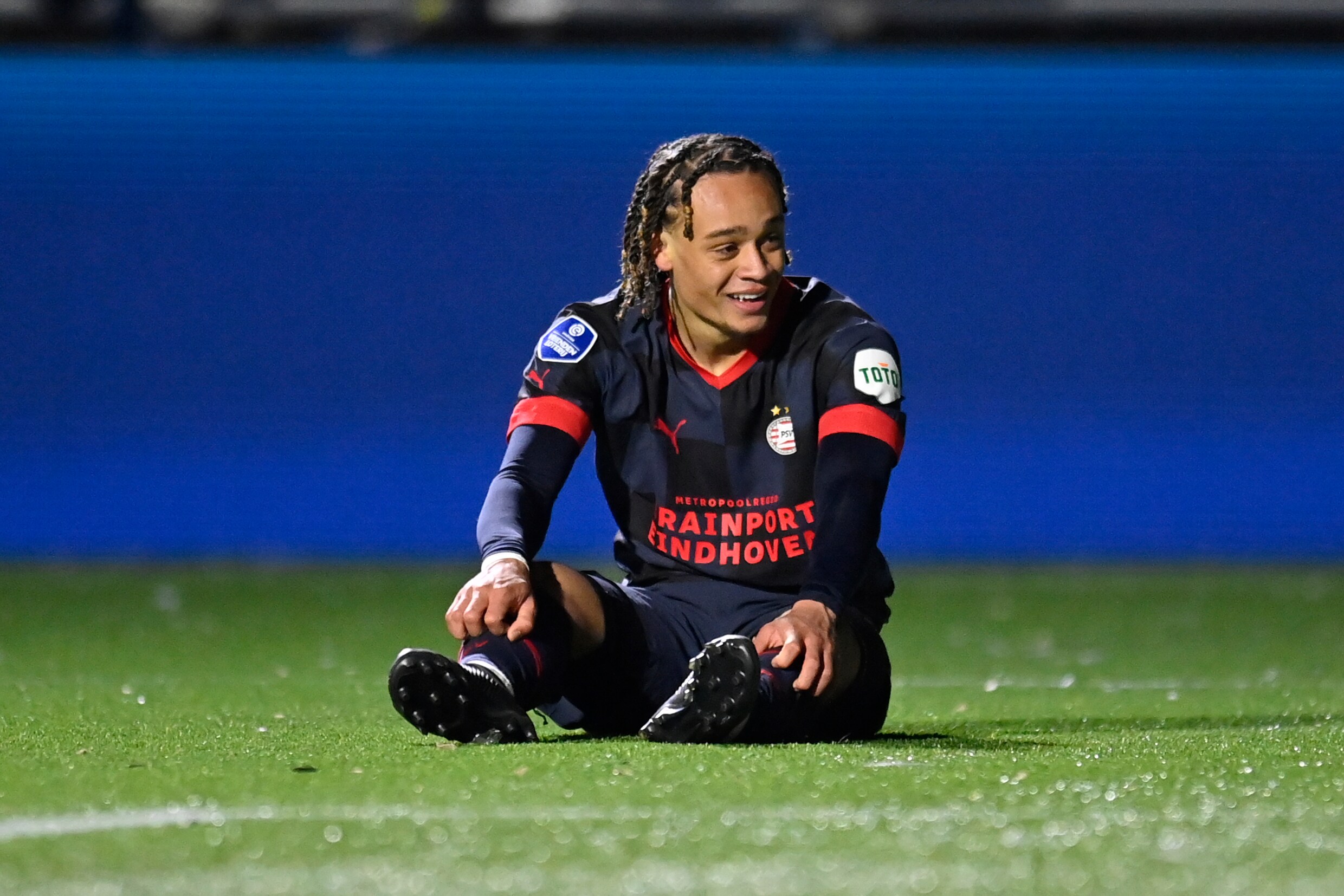 PSV woest over homofobe spreekkoren jegens Xavi Simons, leiding ...