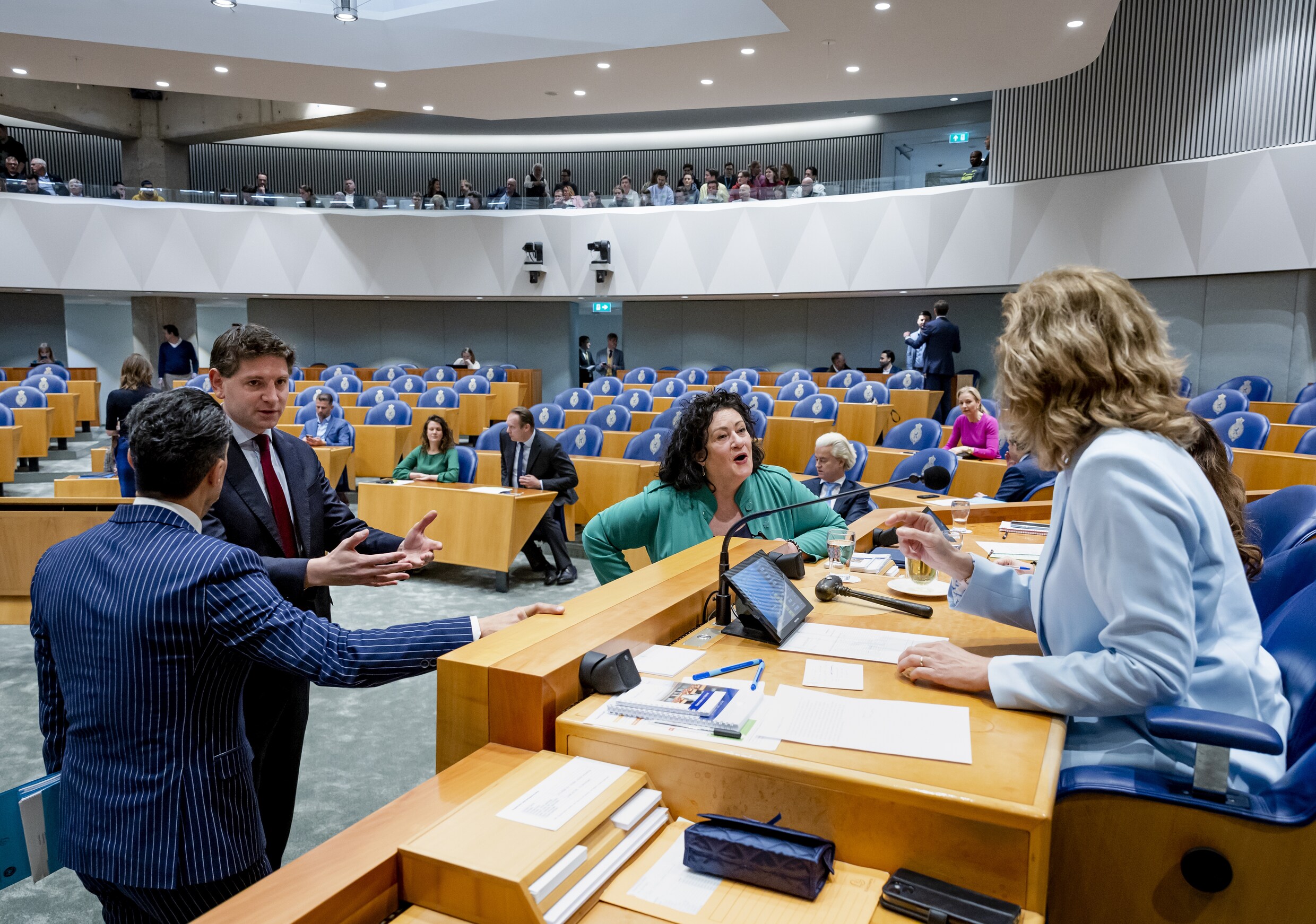Bijna hele oppositie zegt vertrouwen in kabinet op, met hangen en ...