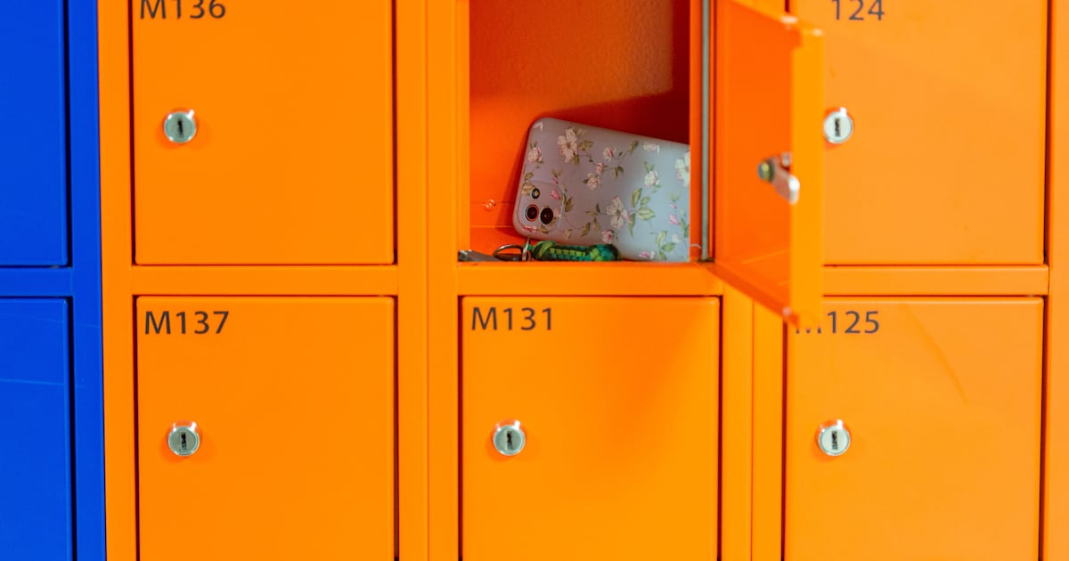 Mobieltje in de klas in de ban, maar nu (nog) geen verbod | Het Parool