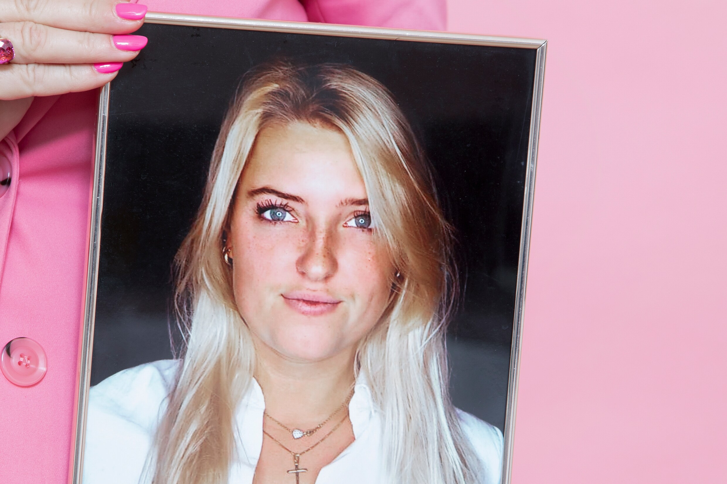 Sinds de dood van Anne-Bo (19) helpt haar moeder kwetsbare meisjes met ...