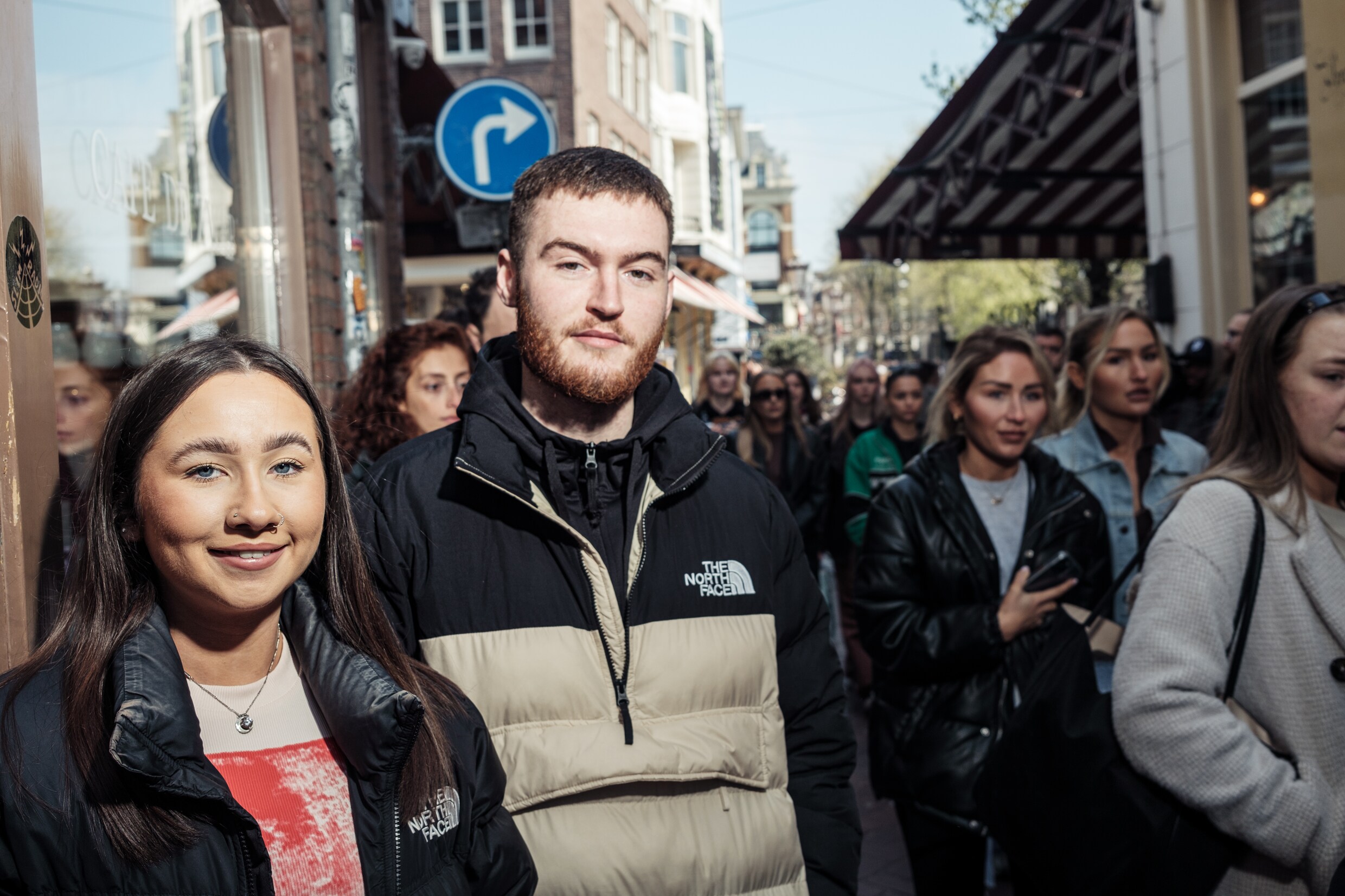 Van een afstandje pik je ze er zo uit in Amsterdam: TikTok-toeristen ...