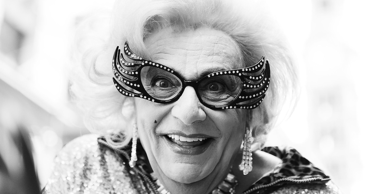 Zelfs Cher moest beleefd luisteren naar Barry Humphries’ (1934-2023 ...