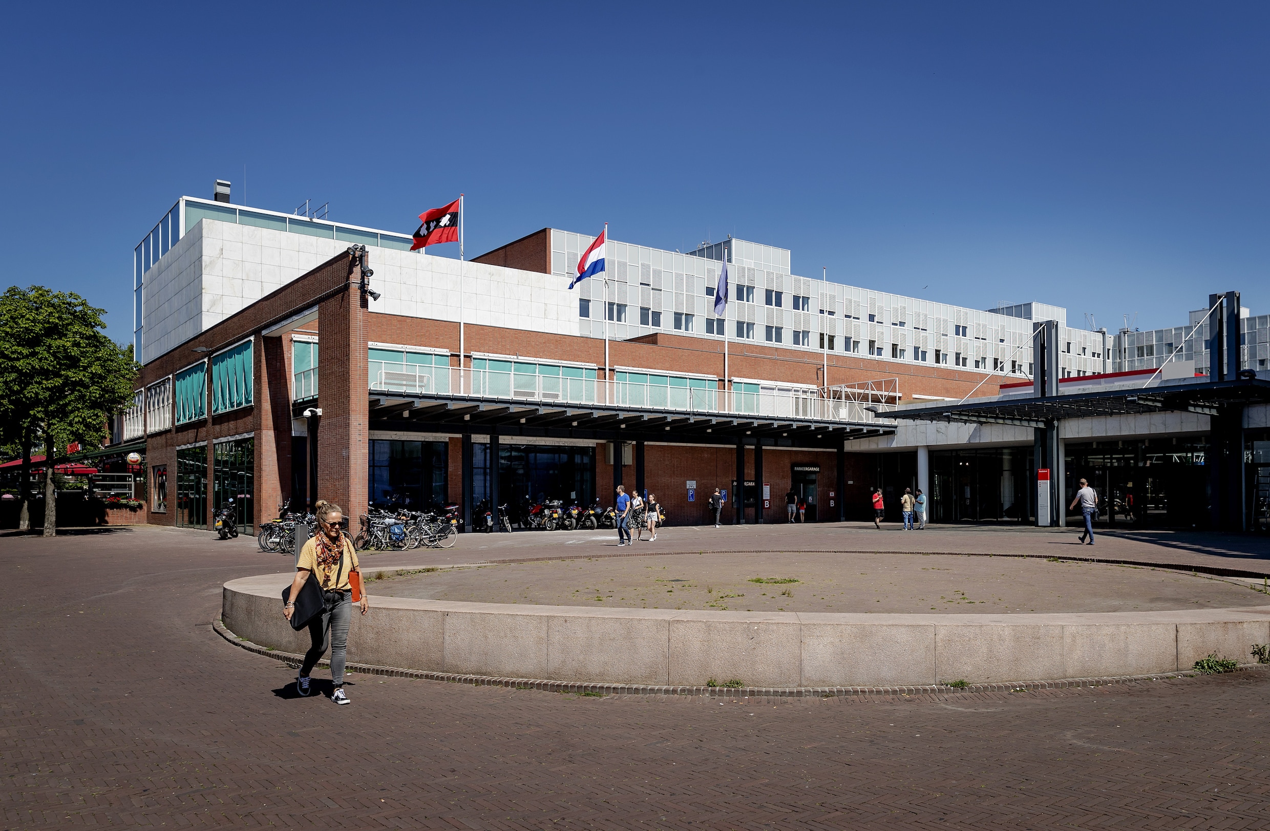 Amsterdam roept op tot respecteren van humanitair oorlogsrecht, doneert ...