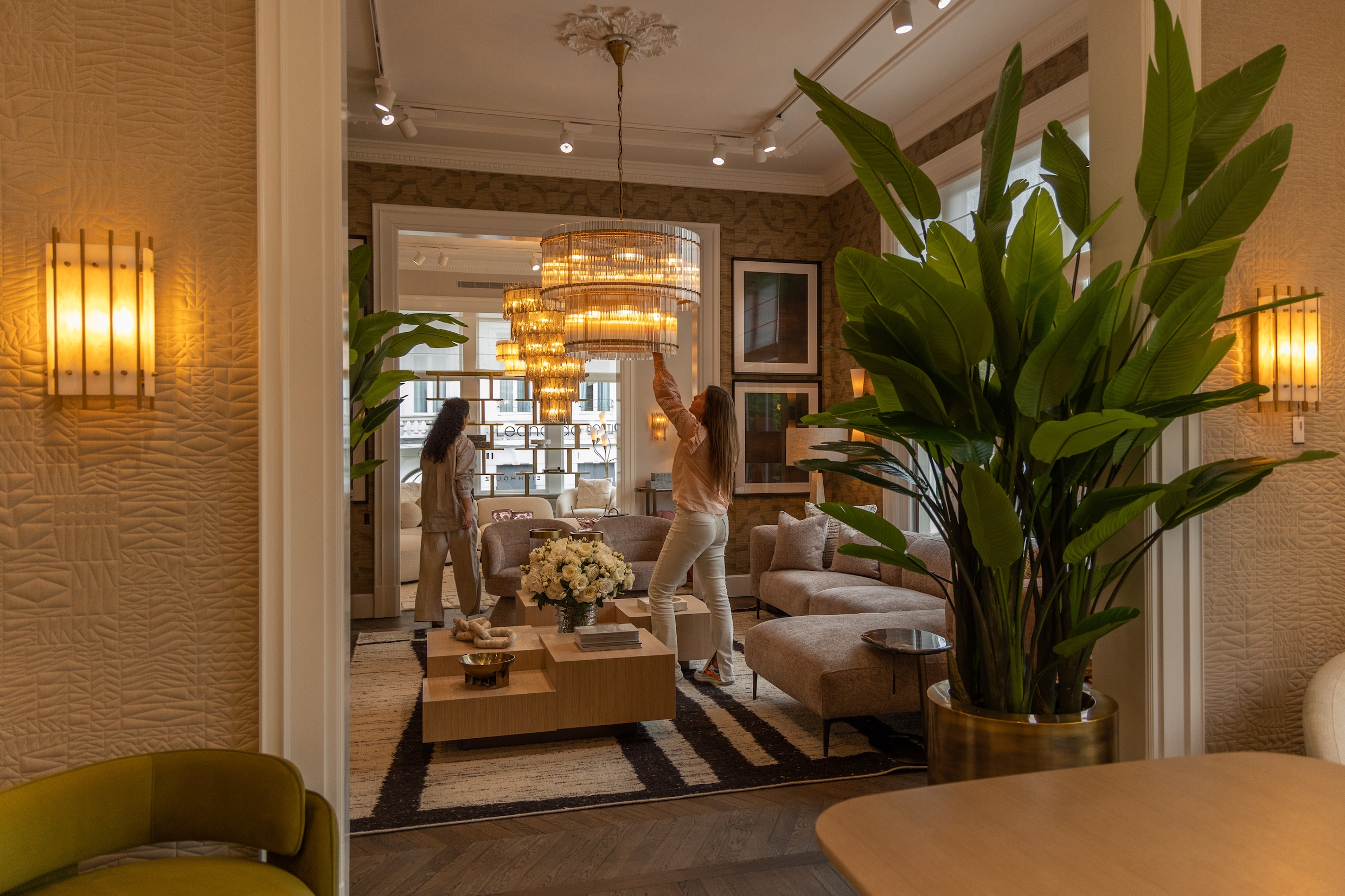 Bij luxe meubelwinkel Eichholtz in de P.C. Hooftstraat is het alsof je ...