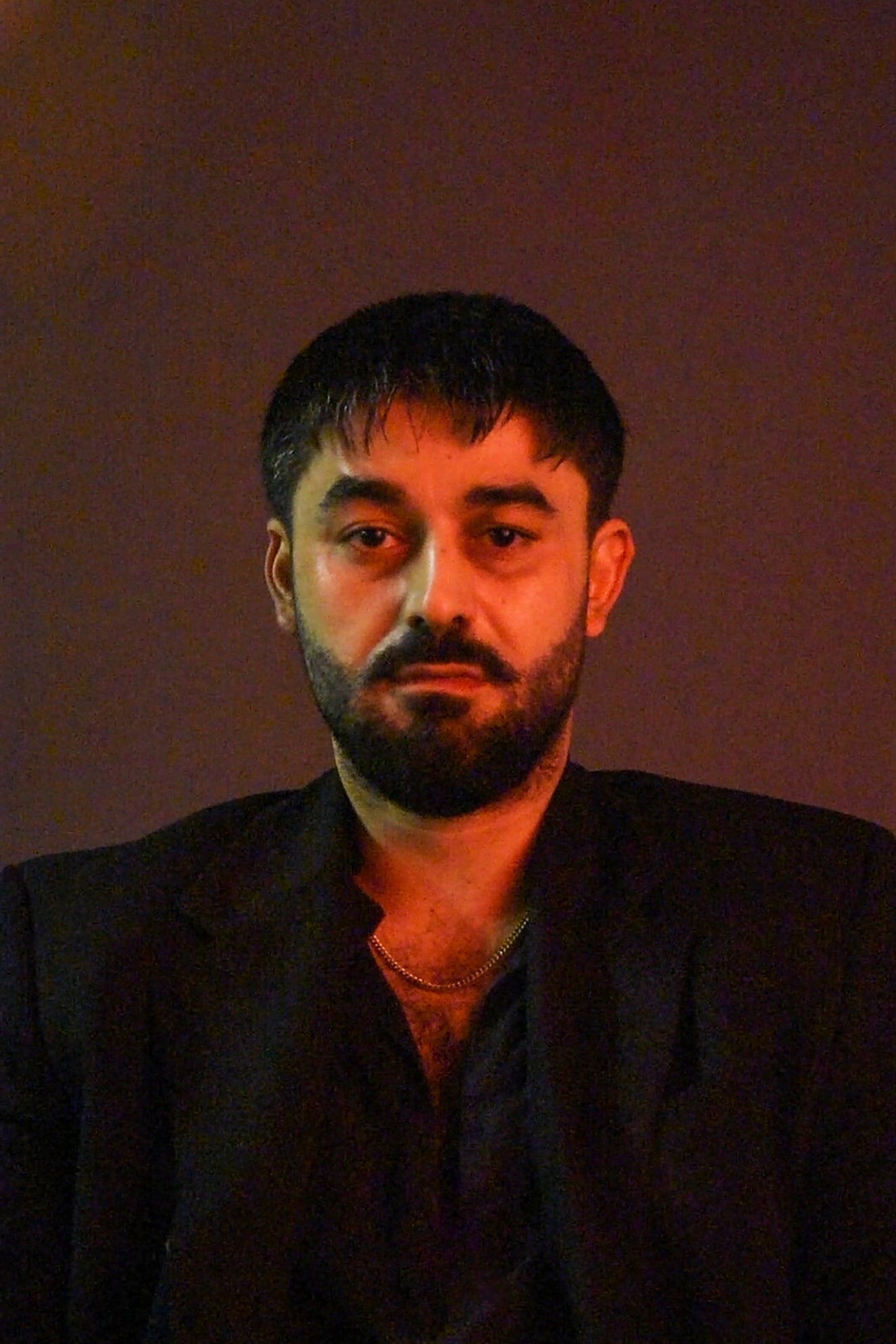 Theatermaker Ferhat Kaplan maakt solo over alevitisme: ‘Ik leef niet ...