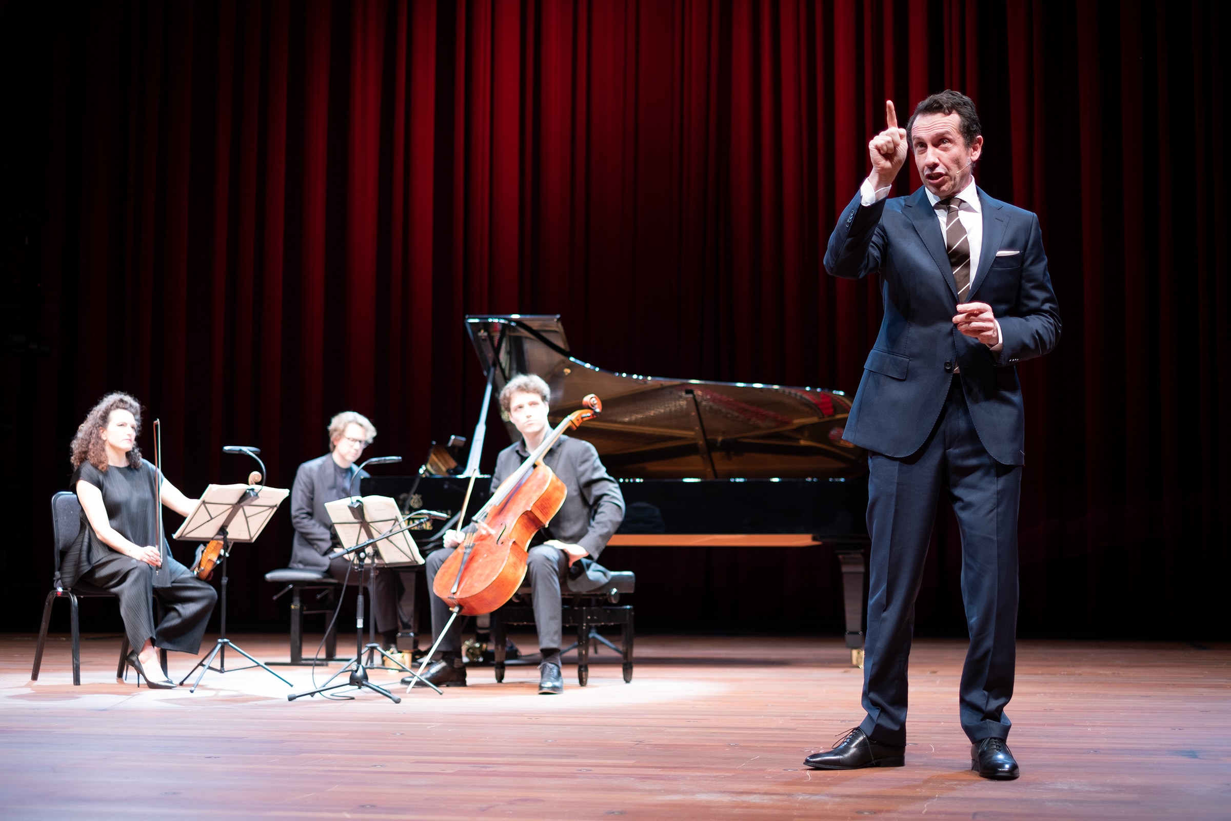 Theater Na de Dam maakt veel los: weglopers, maar ook staande ovatie in ...