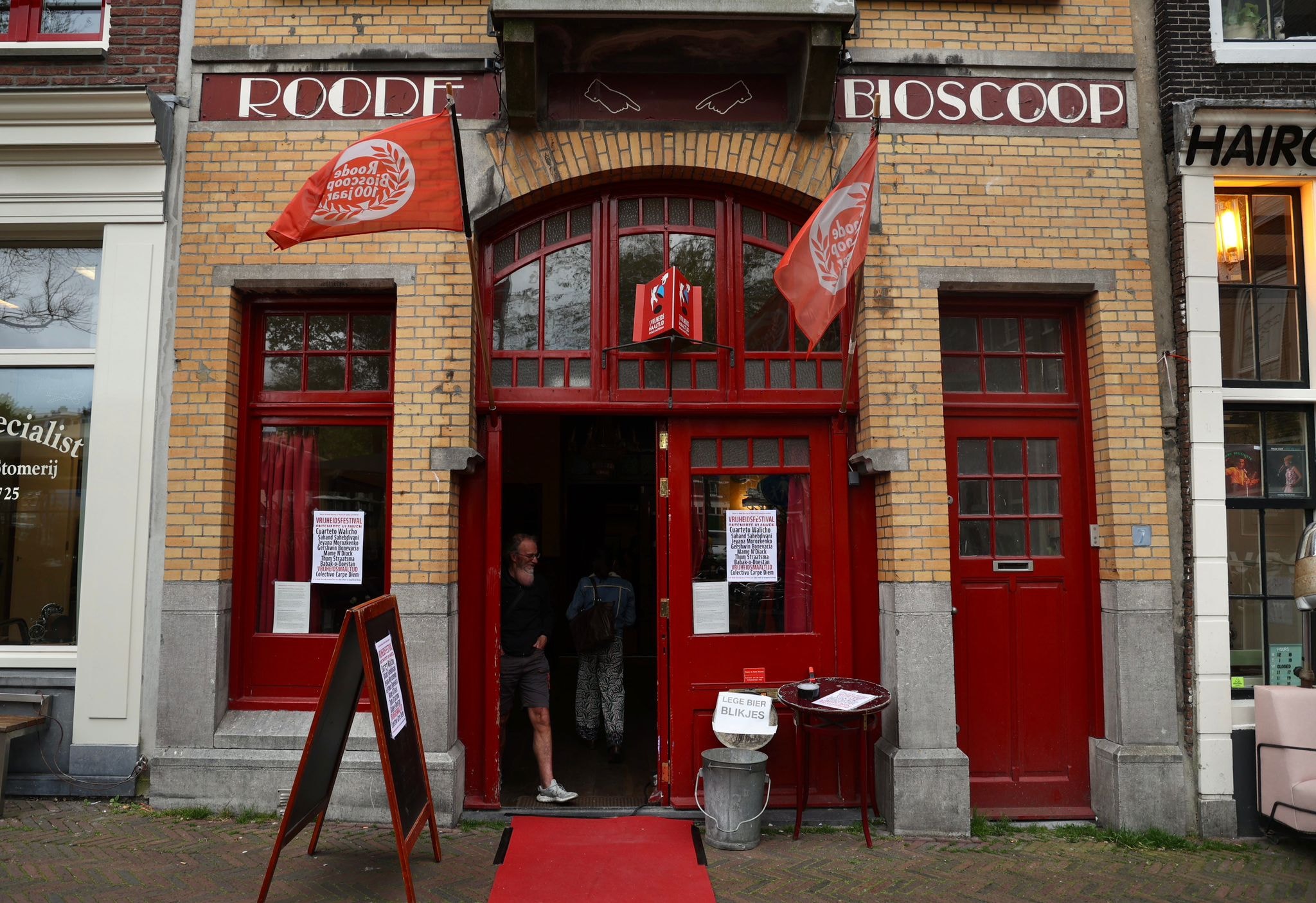 Stichting De Roode Bioscoop moet weg uit theaterpand op Haarlemmerplein ...