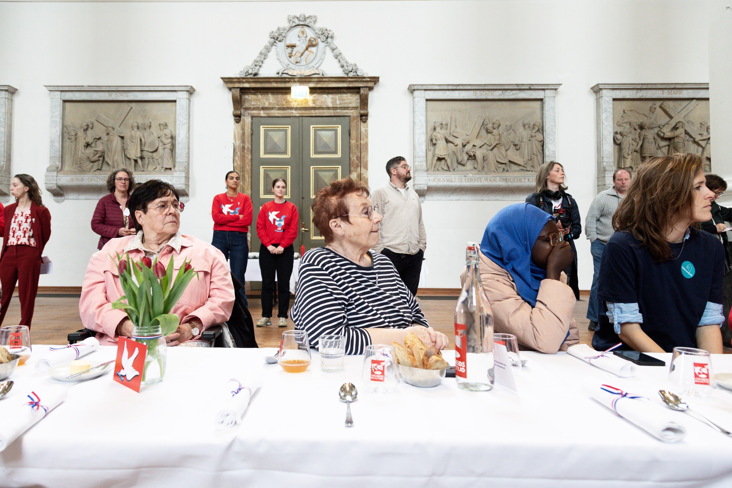 Kinderen van de Hongerwinter en statushouders delen Vrijheidsmaaltijd ...