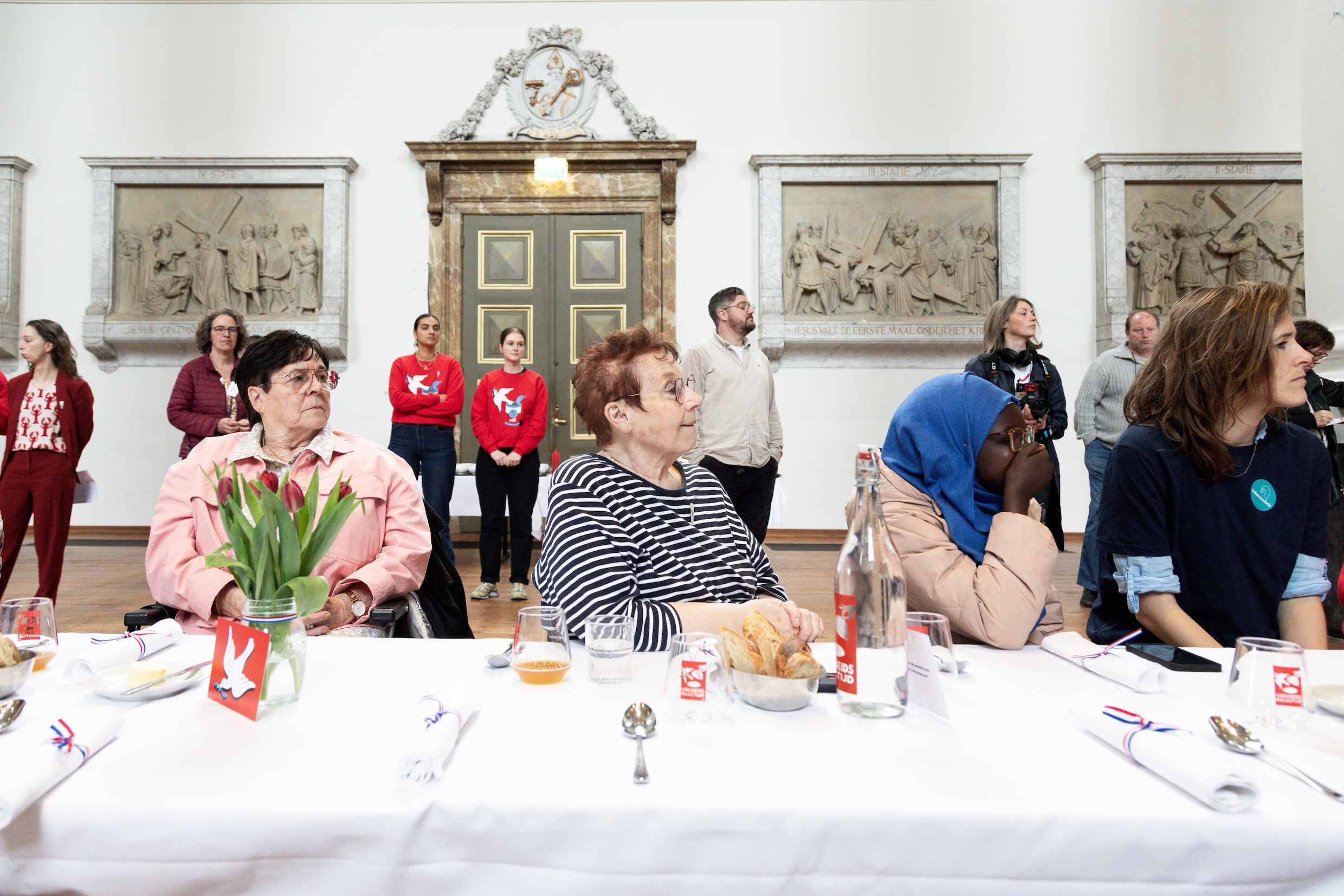 Kinderen van de Hongerwinter en statushouders delen Vrijheidsmaaltijd ...