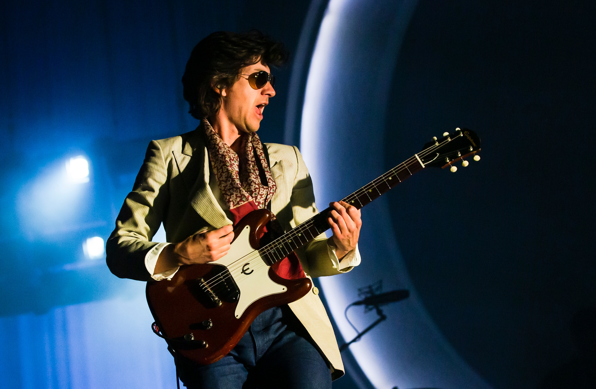 Recensie: Bij show Arctic Monkeys in de Ziggo Dome wordt zowel gecroond ...
