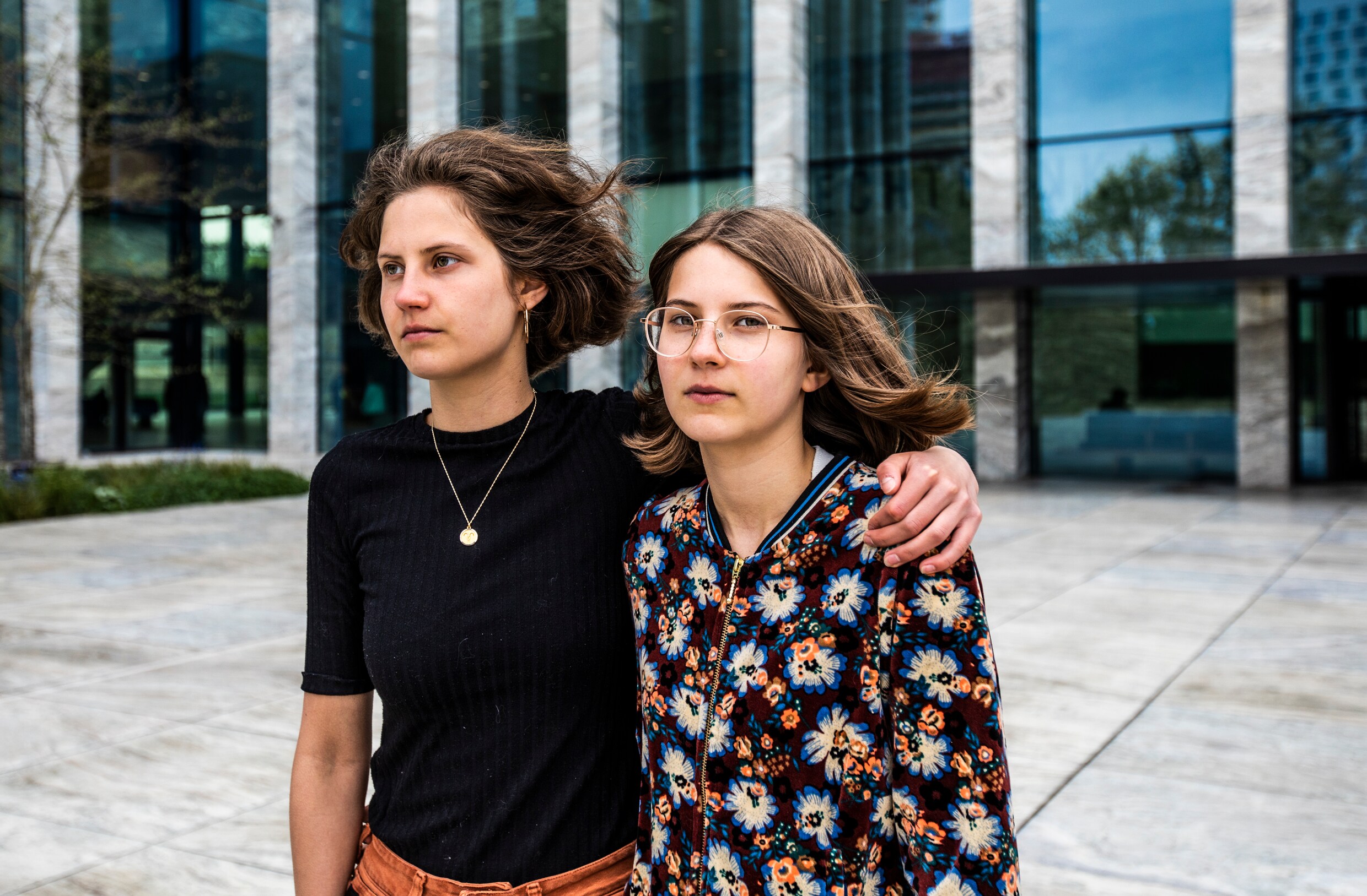 Kayra (14) wil niet bij haar vader wonen en demonstreert voor de ...