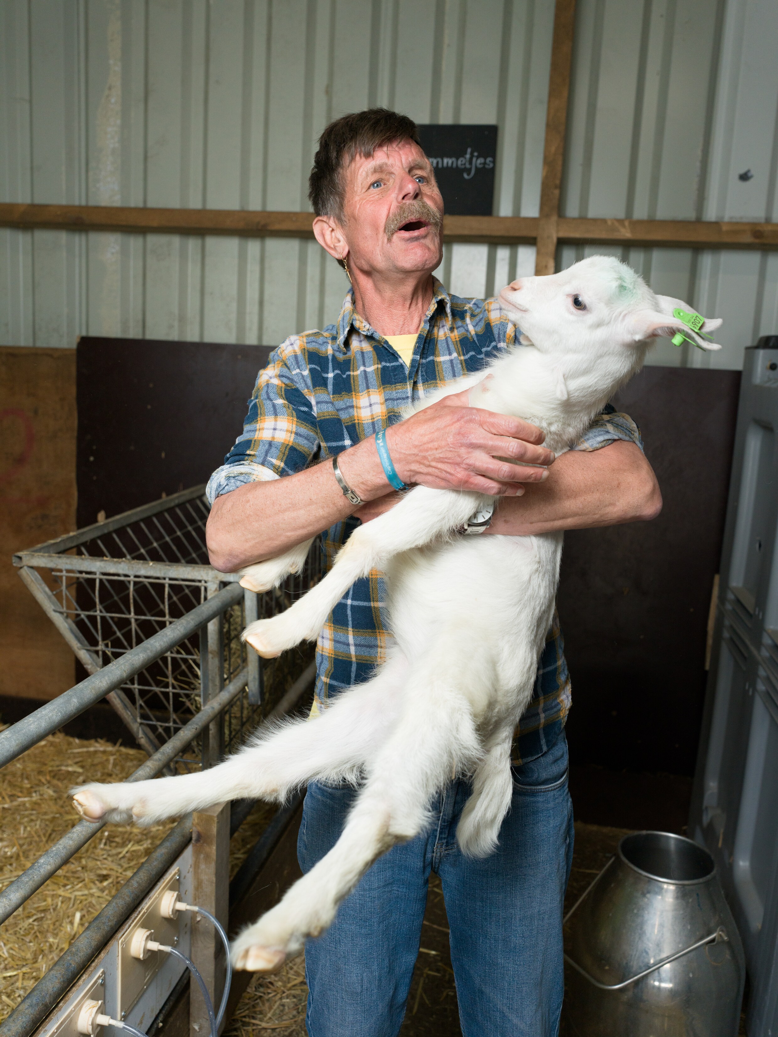 Met vlag langs de lijn: deze diehard Ajaxfan kreeg een Heldenspeld van ...