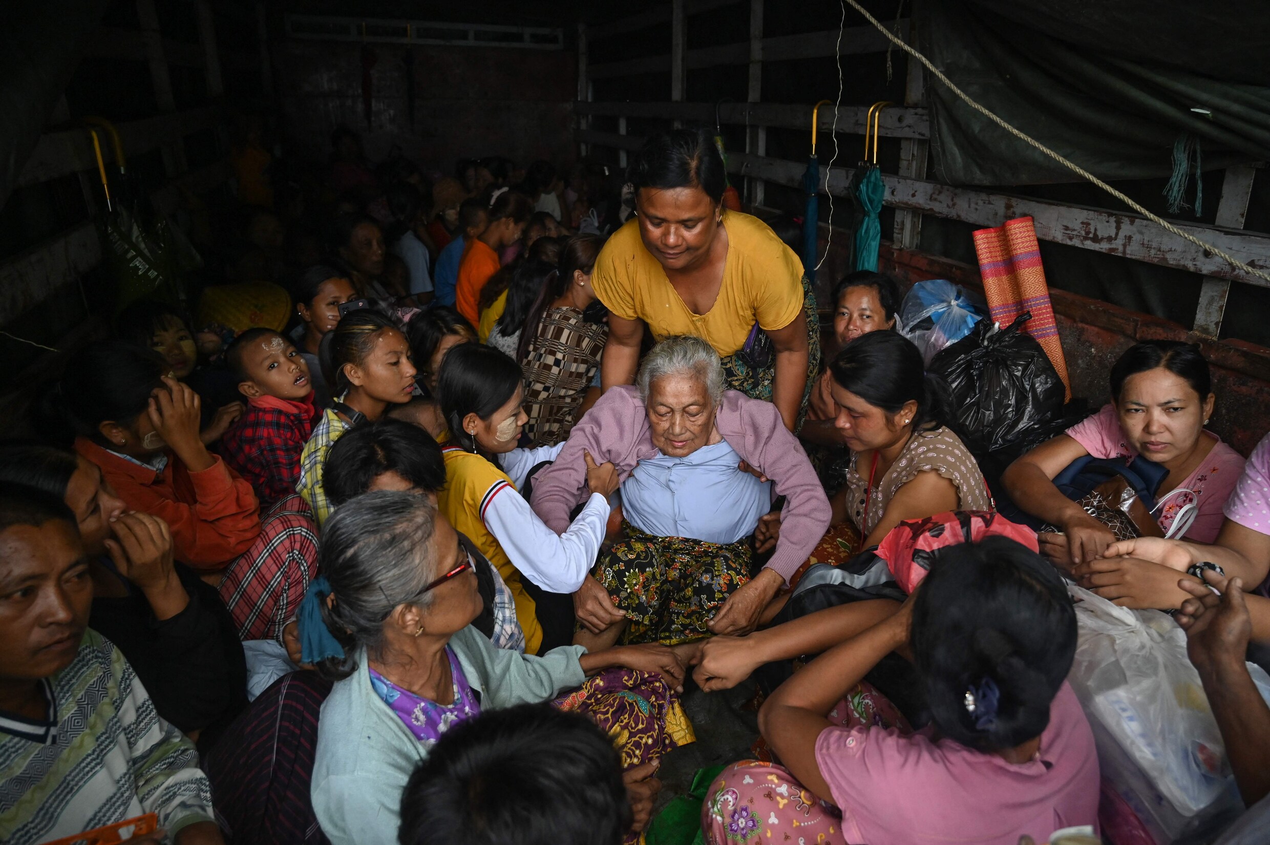 Cycloon nadert Bangladesh en Myanmar, 400.000 mensen geëvacueerd | Het ...