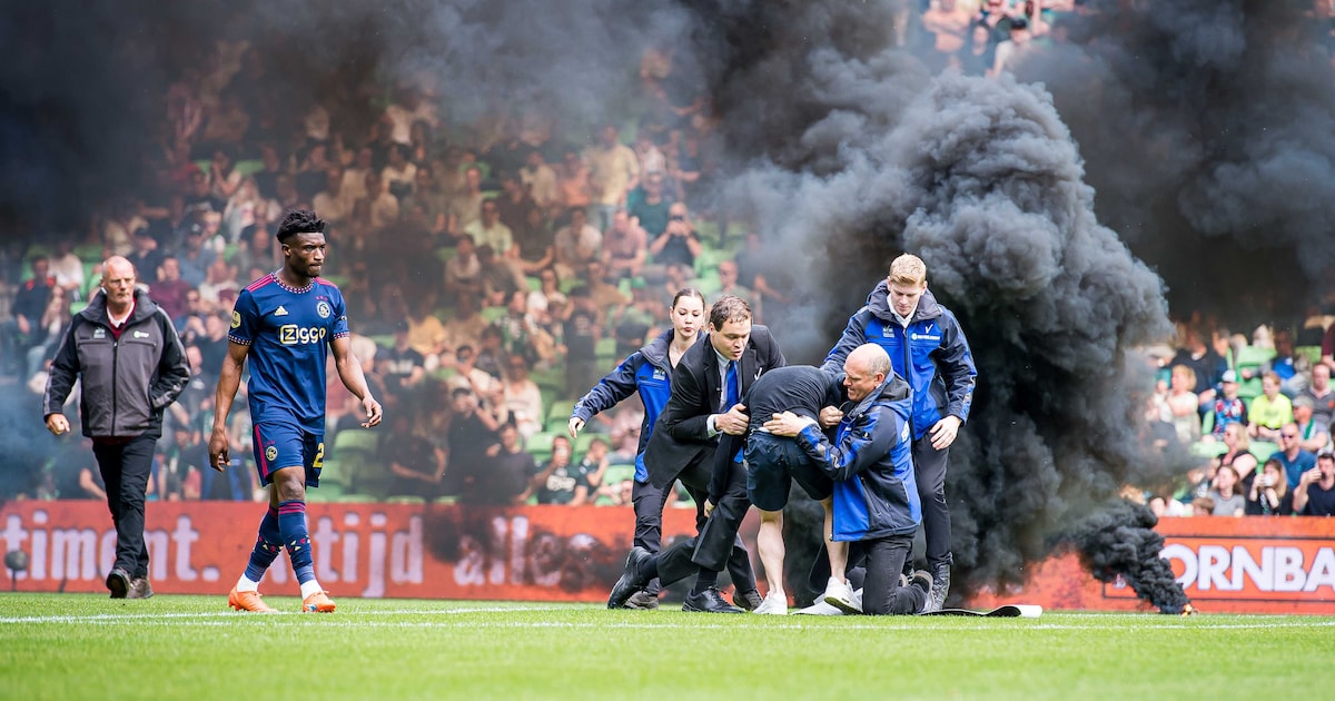 Groningen-Ajax definitief gestaakt na rookbommen op het veld | Het Parool