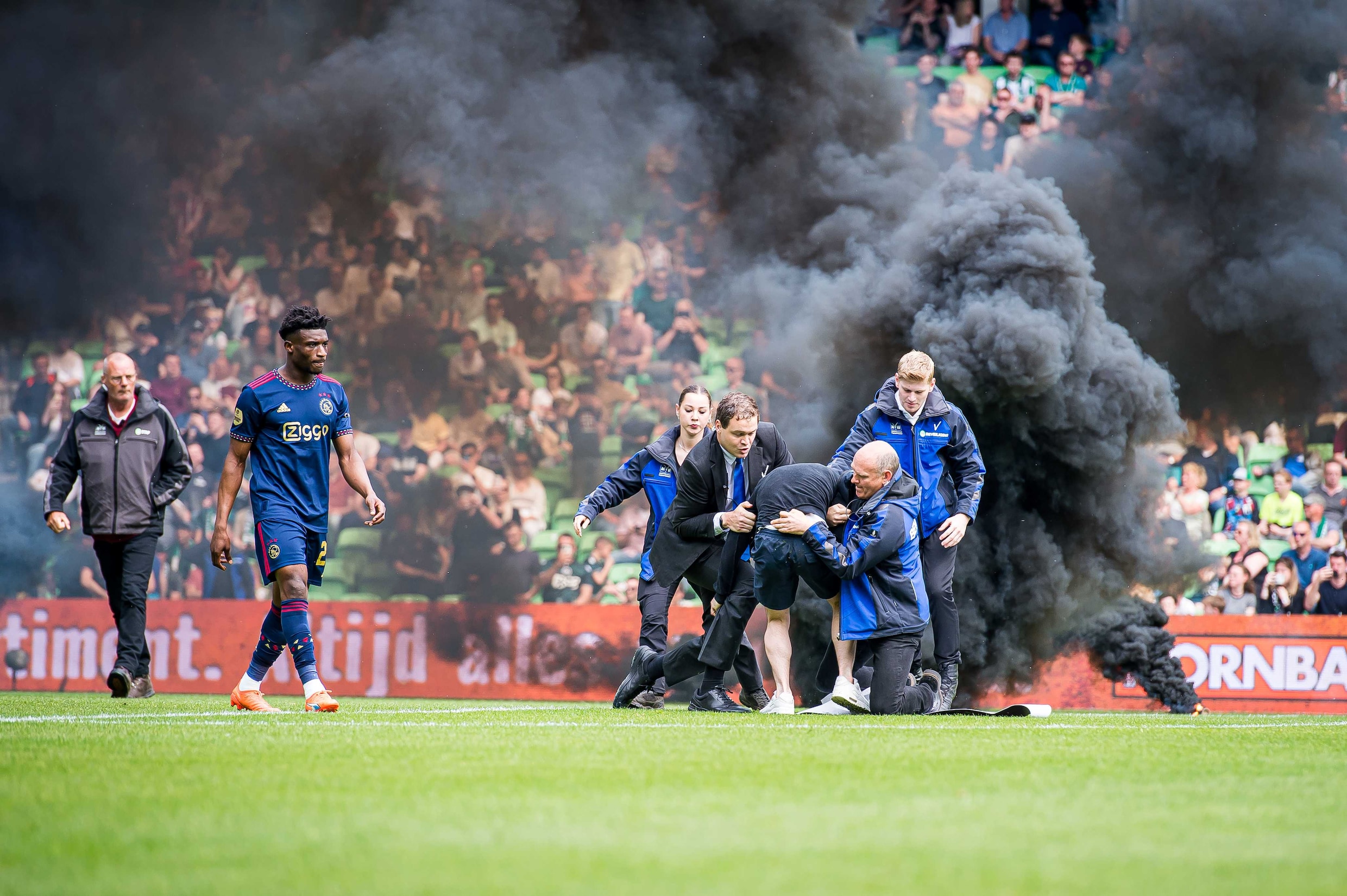 Groningen-Ajax definitief gestaakt na rookbommen op het veld | Het Parool