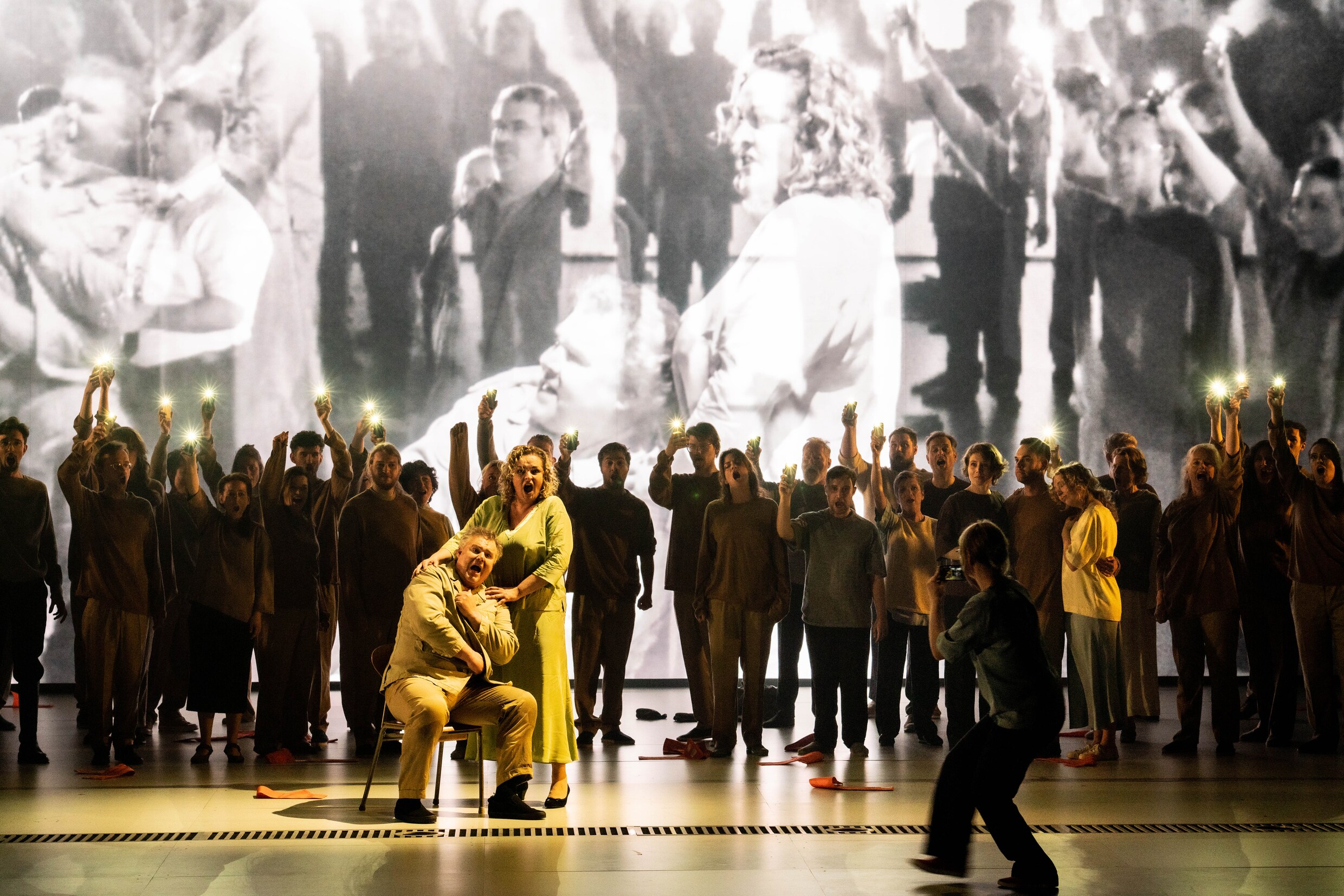 Recensie Fidelio: Strak lichtplan en filmbeeld intrigeren en duwen ...