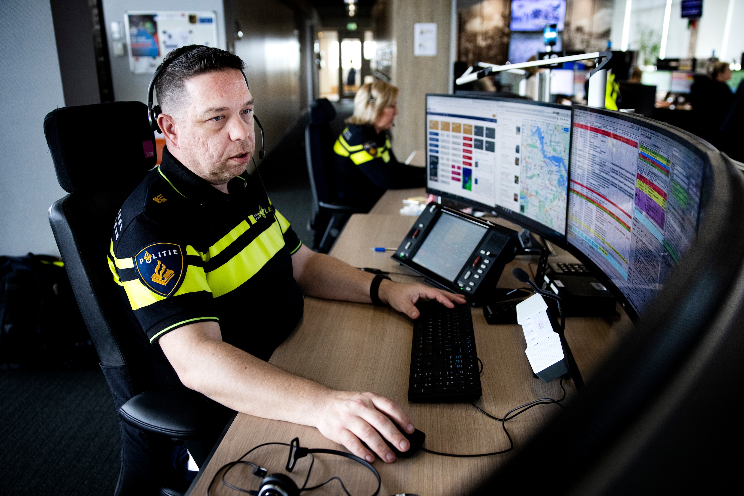 De gezamenlijke meldkamer in Amsterdam bestaat 10 jaar: ‘Dit werk is ...