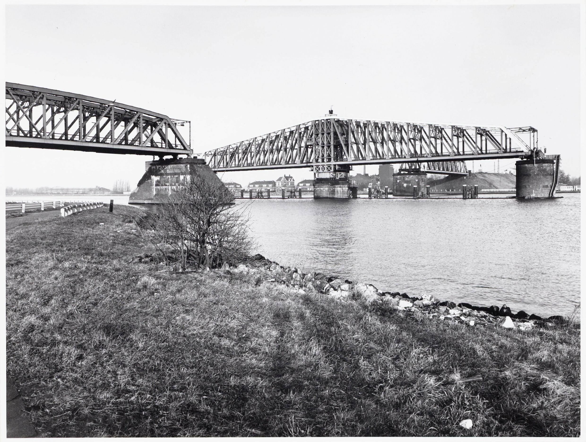 1983: De Nieuwe Hembrug wordt na 80 jaar vervangen door een tunnel ...