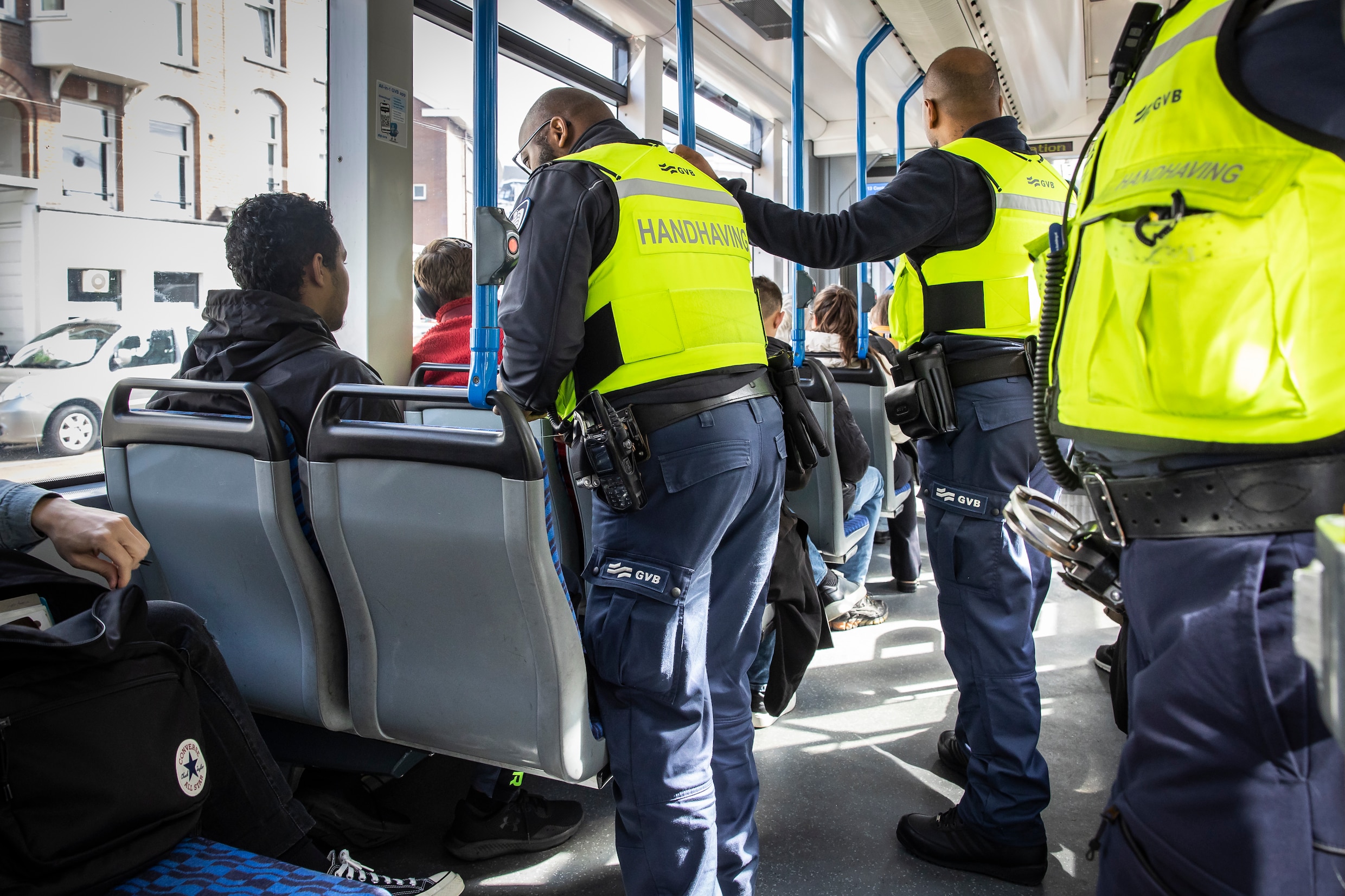 Deze ov-werknemers worden bespuugd, geslagen en bedreigd: ‘Je zit daar ...