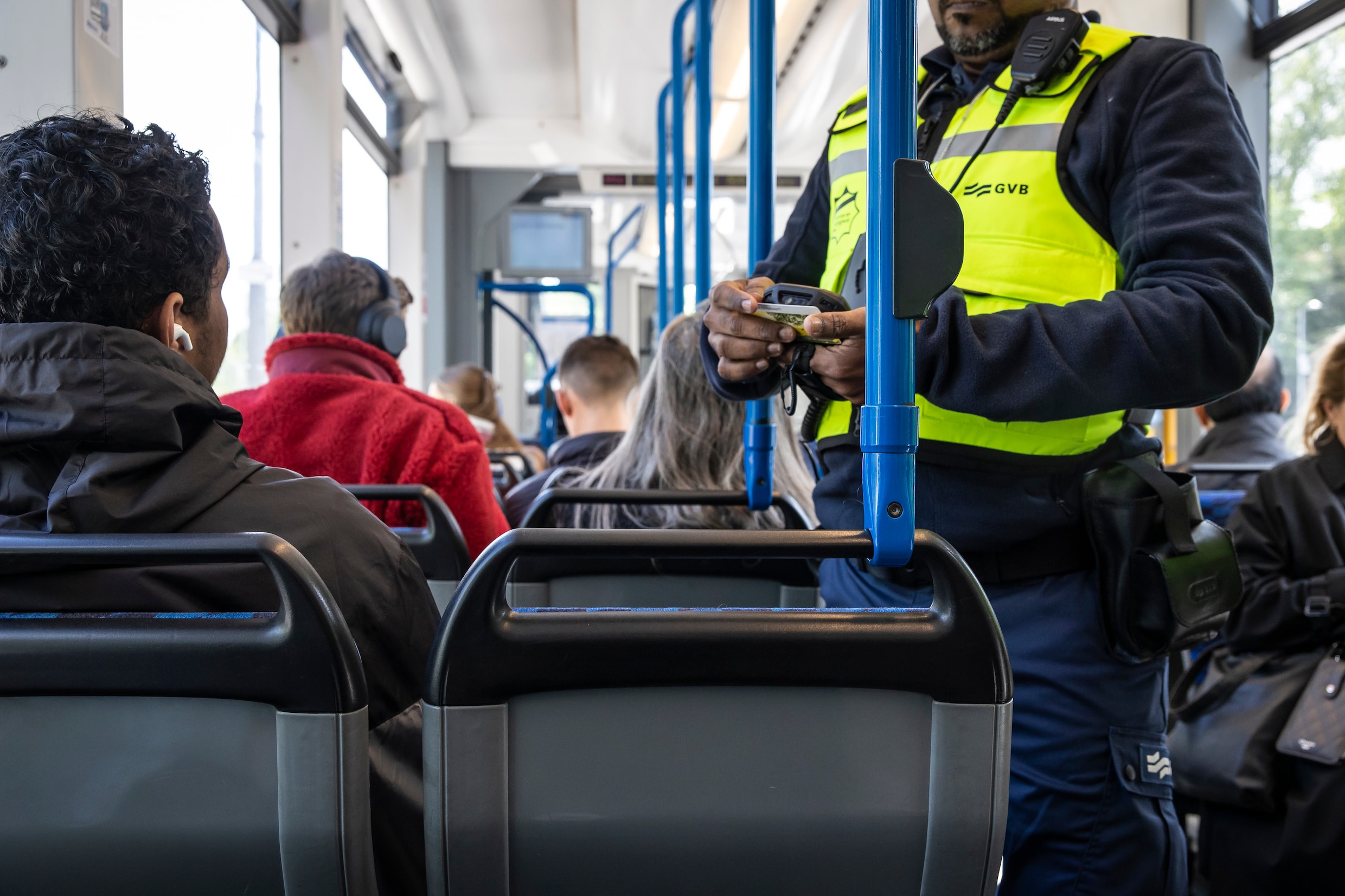 Met de GVB-handhaver mee in de tram: ‘Als je gaat terugschreeuwen, weet ...