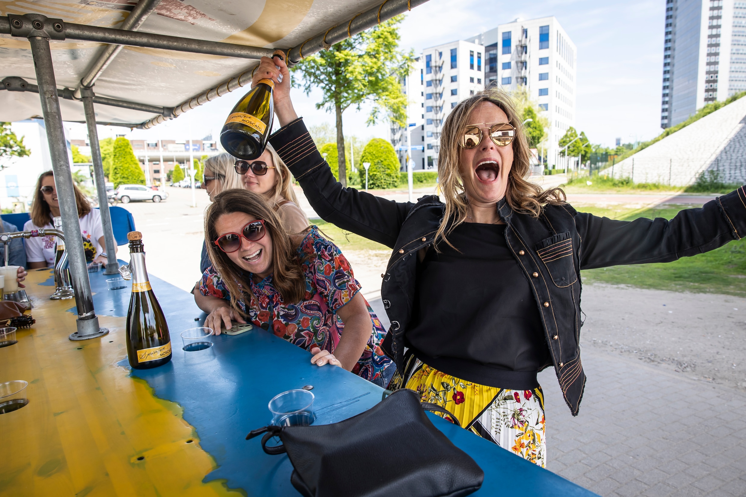 Twaalf Essex-girls op de bierfiets door Sloterdijk: ‘Als je houdt van ...