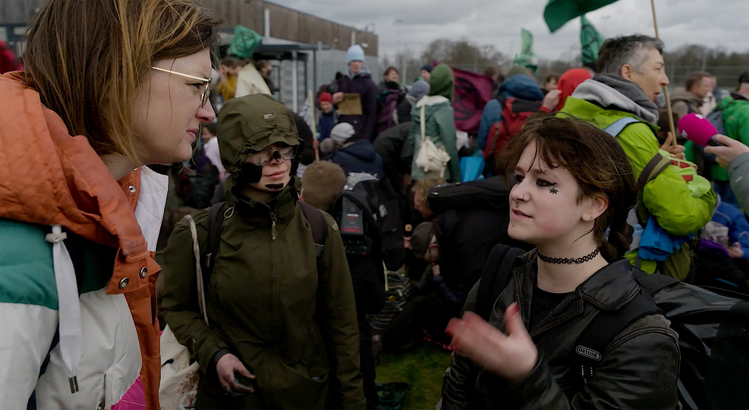 Deze cabaretier maakte een kritische docuserie over Nederlanders in ...